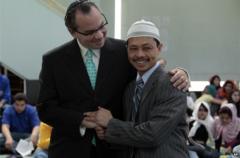 Shamsi Ali: The rise and fall of a New York imam - BBC News