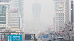 In pictures: Smog hits Beijing - BBC News