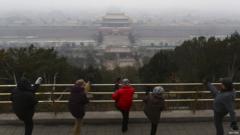 In pictures: Smog hits Beijing - BBC News
