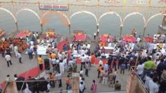 India elections: Varanasi welcomes Narendra Modi - BBC News
