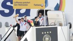 World Cup: Germany welcomes conquering heroes home - BBC News