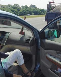 Axe crashes through driver's window - BBC News