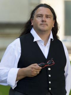 Judge criticises lawyer for 'Harry Potter' appearance - BBC News