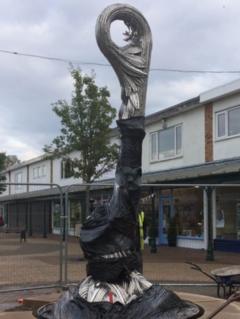 Cerflun newydd yn dathlu ffynnon enwog - BBC Cymru Fyw