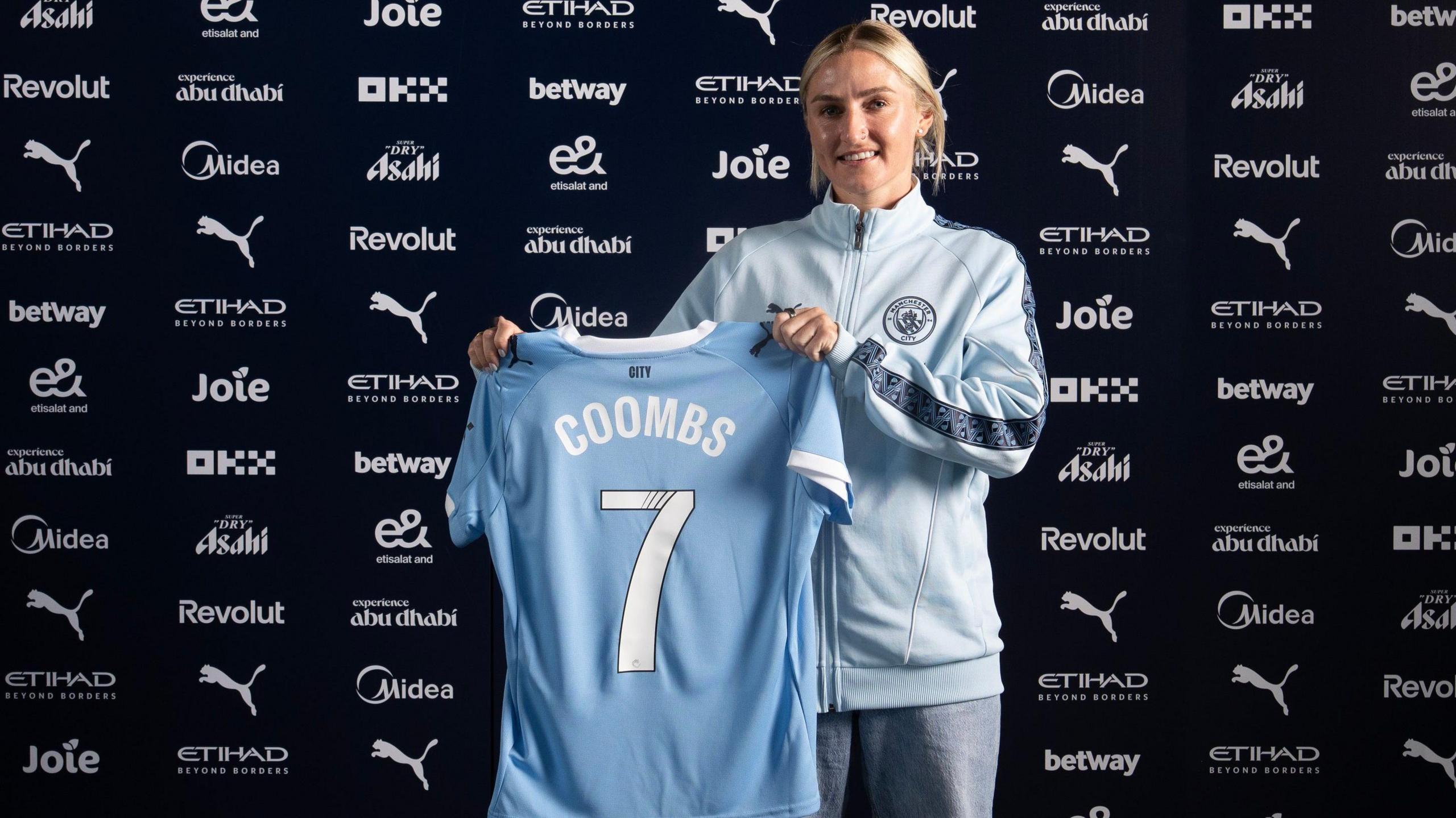 Laura Coombs: Midfielder signs one-year contract extension - BBC Sport
