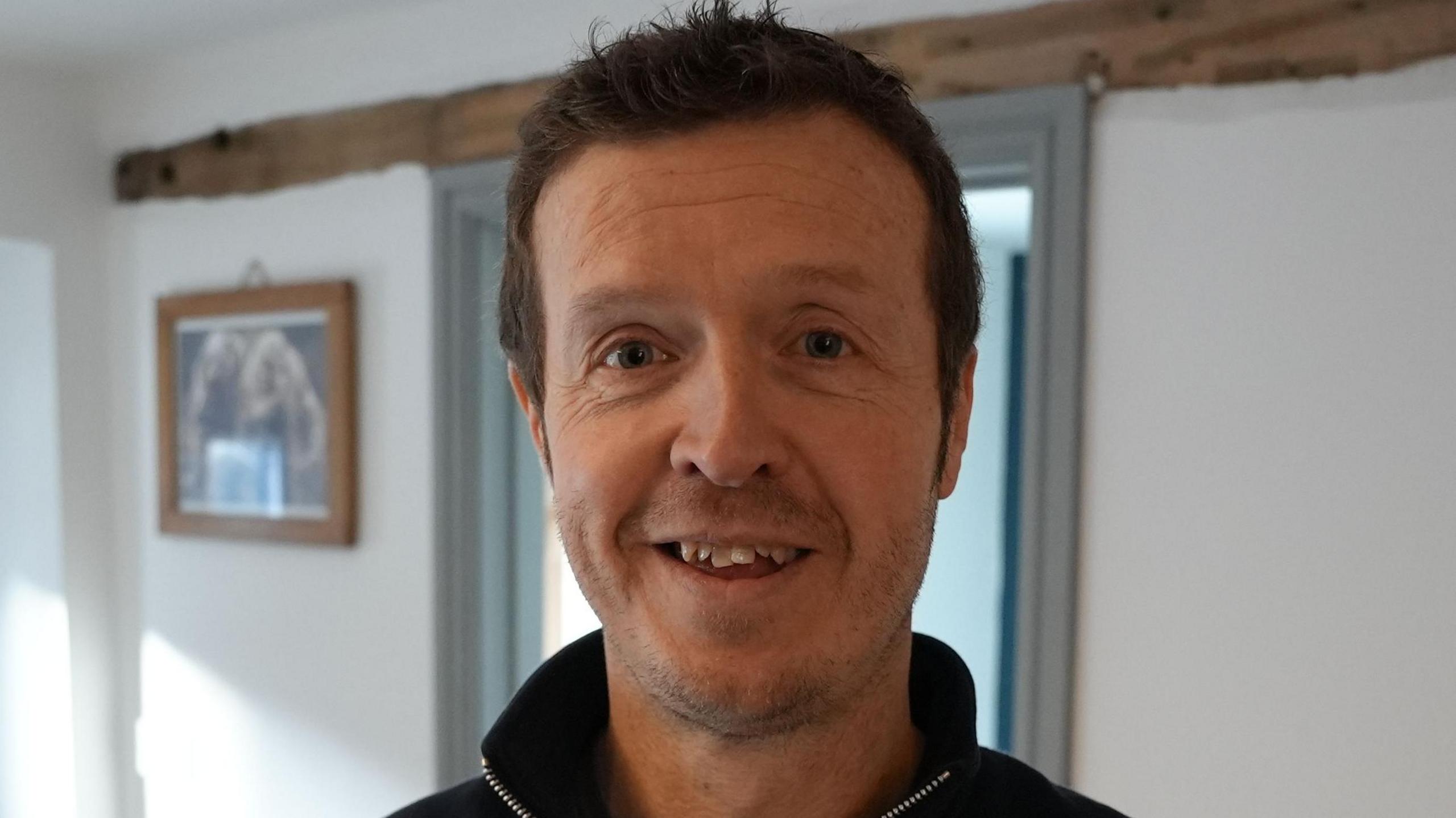 Galw am fwy o newid i reolau llety gwyliau wedi bil treth £5,000 - BBC ...