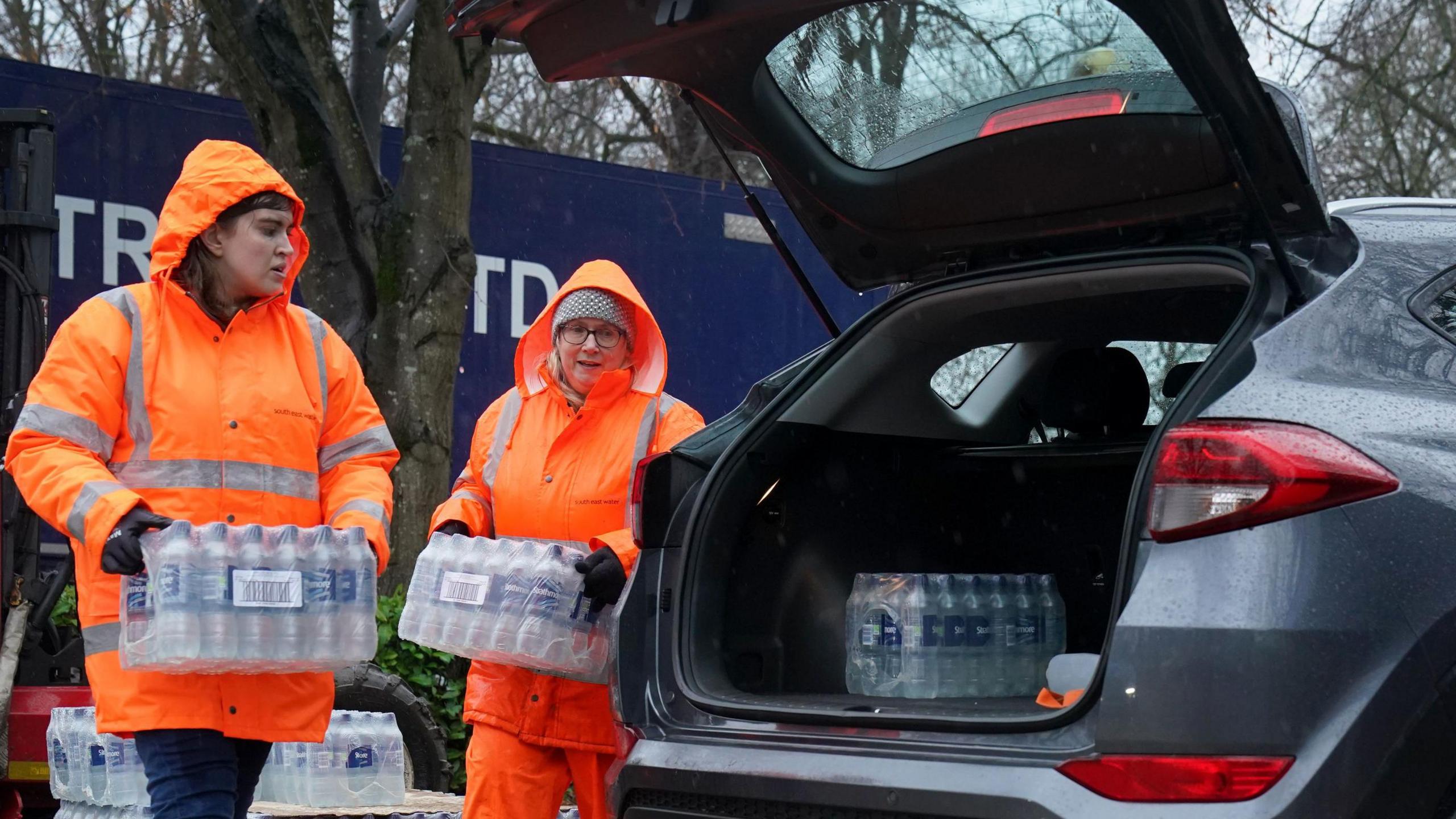 About 10,000 Kent and Sussex properties without water overnight - BBC News