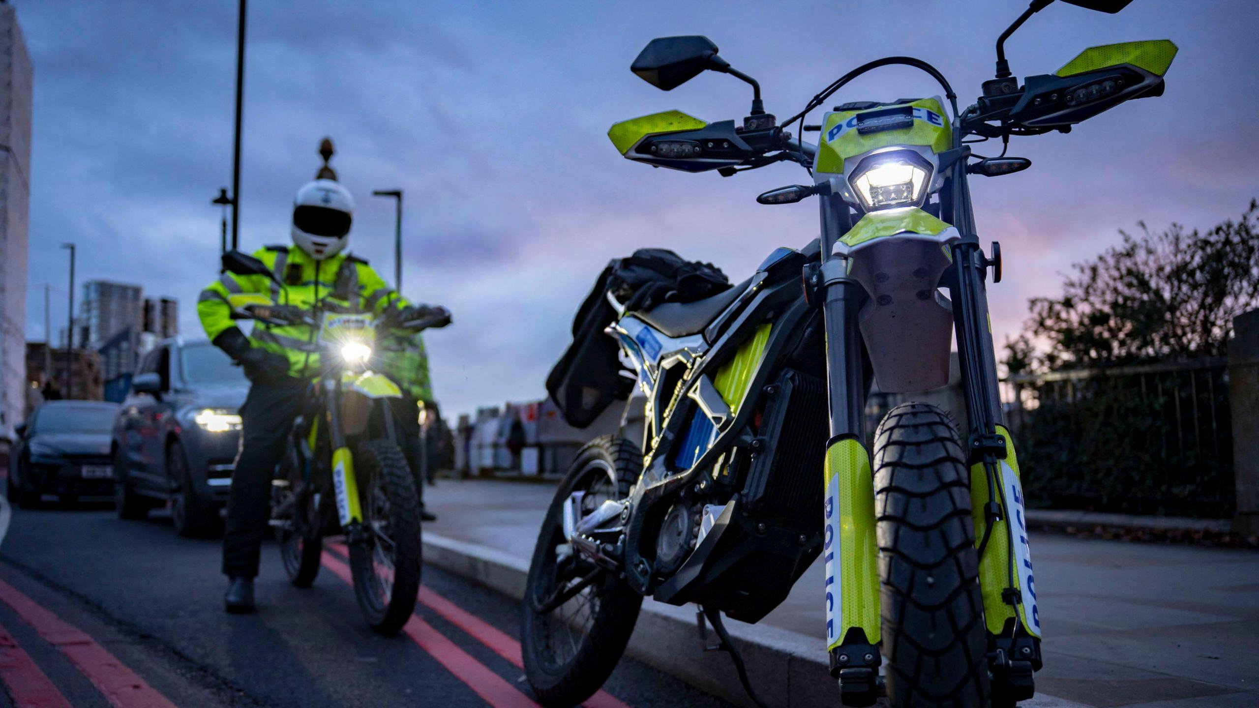 Met using e-bikes and drones to tackle London phone theft - BBC News