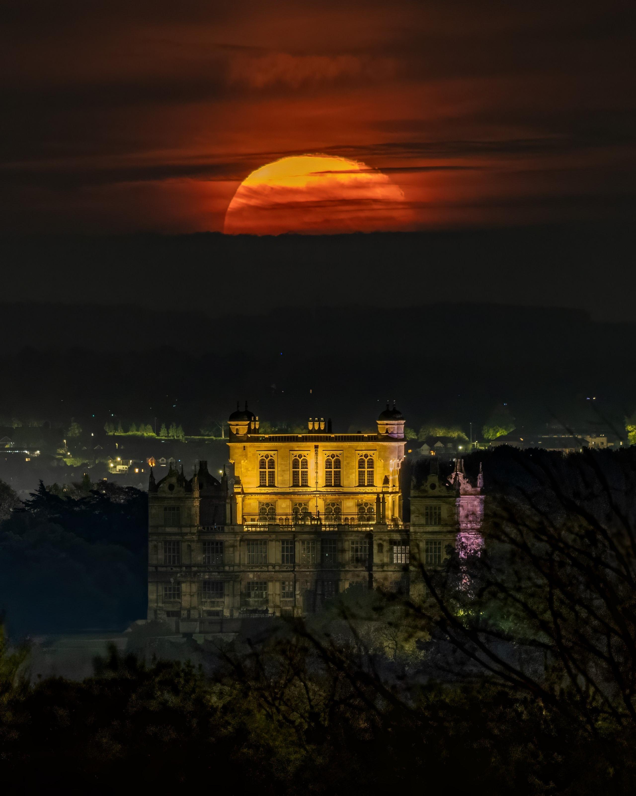 Wollaton: Striking image of Moon over manor captured - BBC News