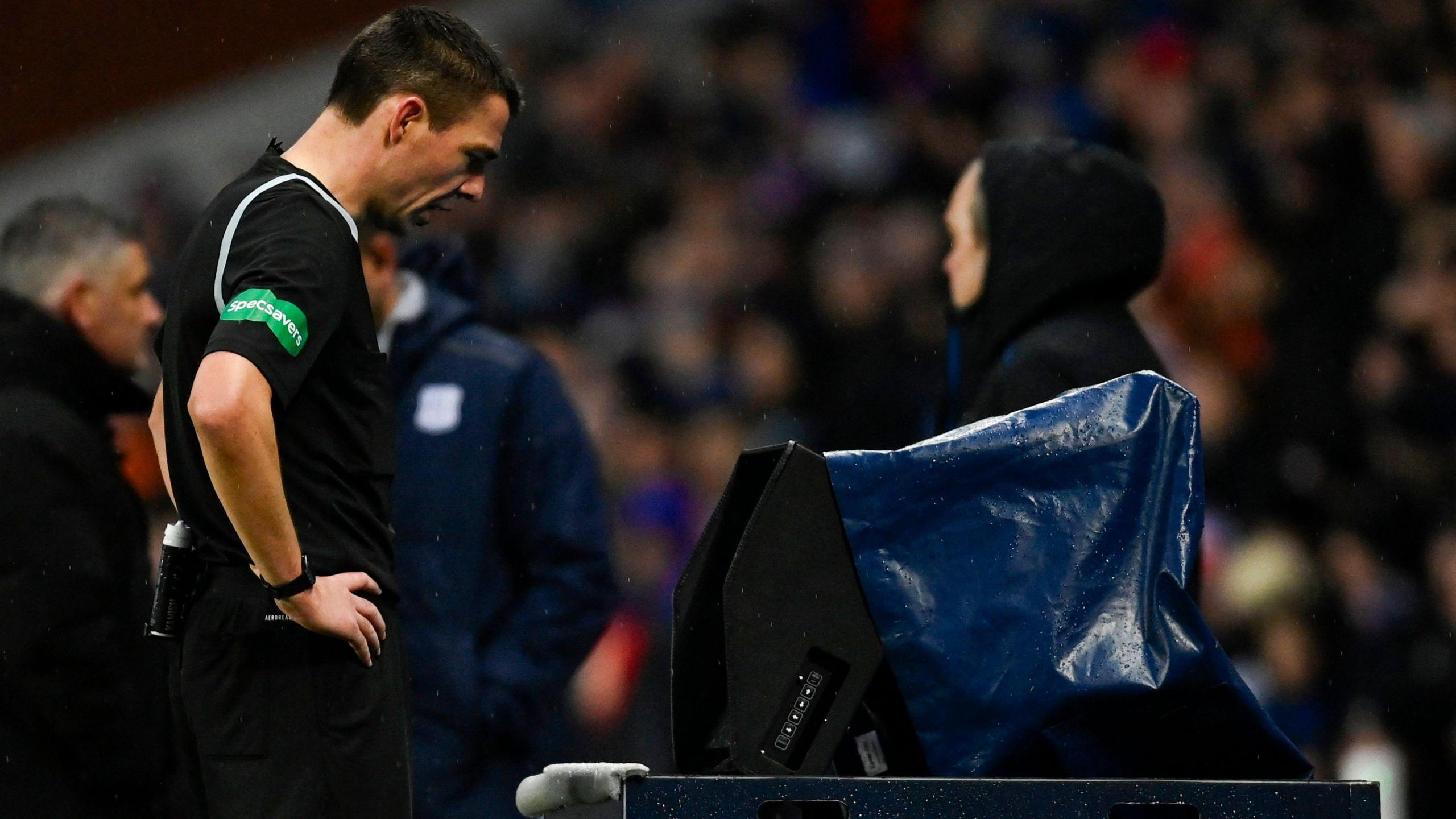 Are fans in favour of VAR? - BBC Sport