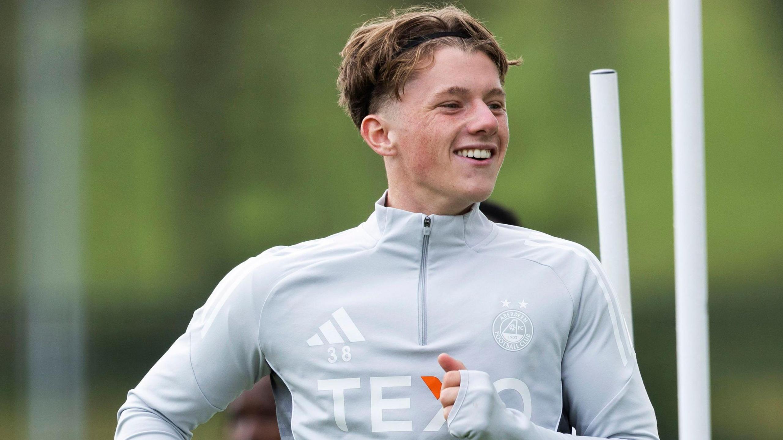 Defender Dylan Lobban signs new Aberdeen contract - BBC Sport