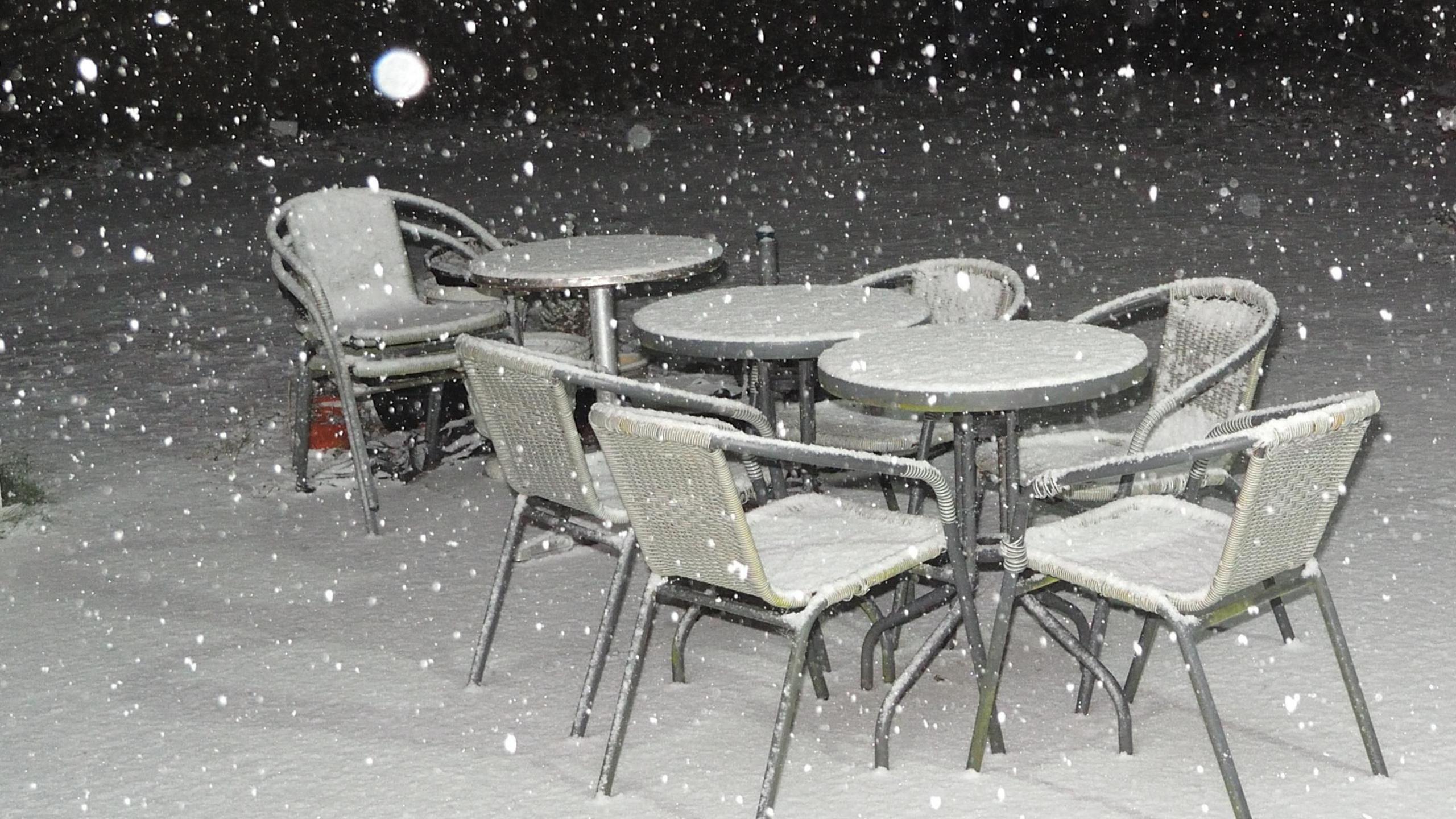 In Pictures: Snow blankets East amid weather warning - BBC News