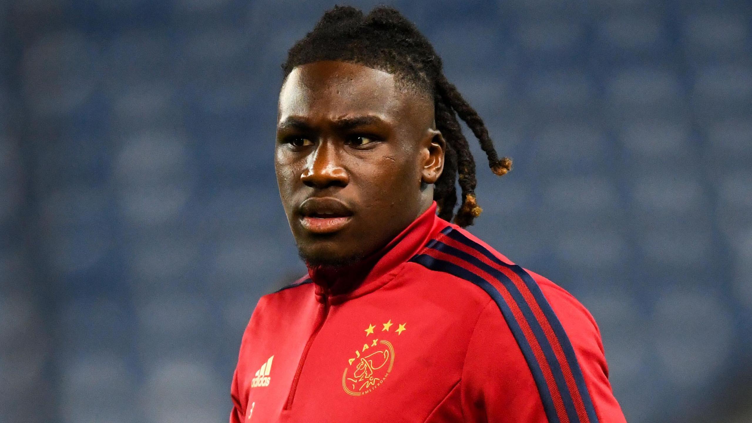Calvin B﻿assey returns to Ibrox with gift for Rangers manager - BBC Sport