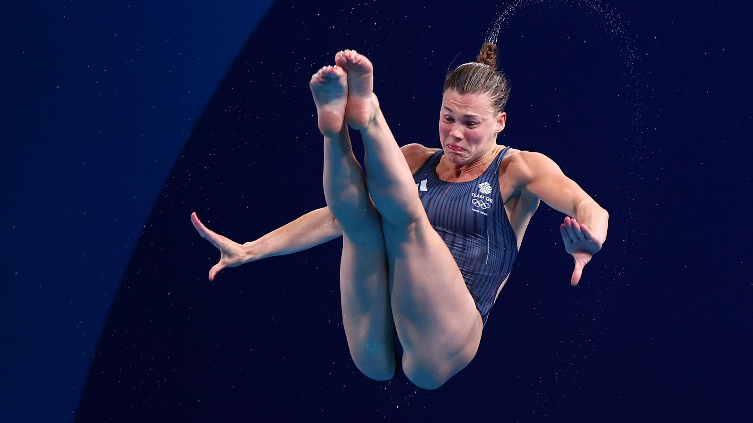 Team GB's Grace Reid eases through to semi-finals - BBC Sport