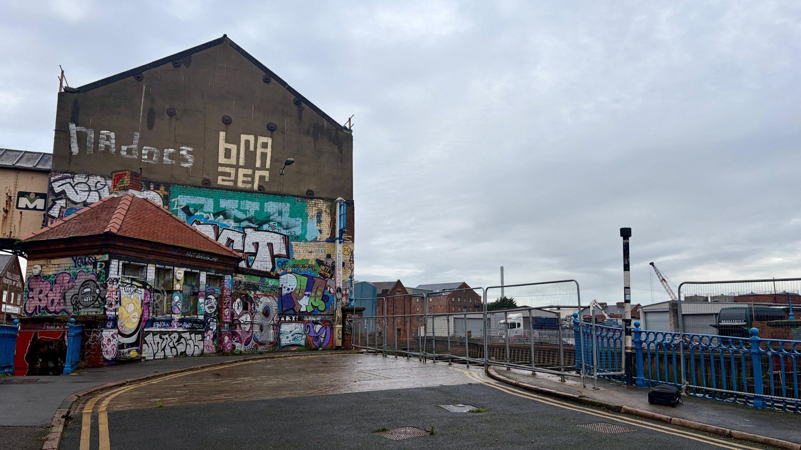 The hunt for Hull's 'lost' Banksy - BBC News