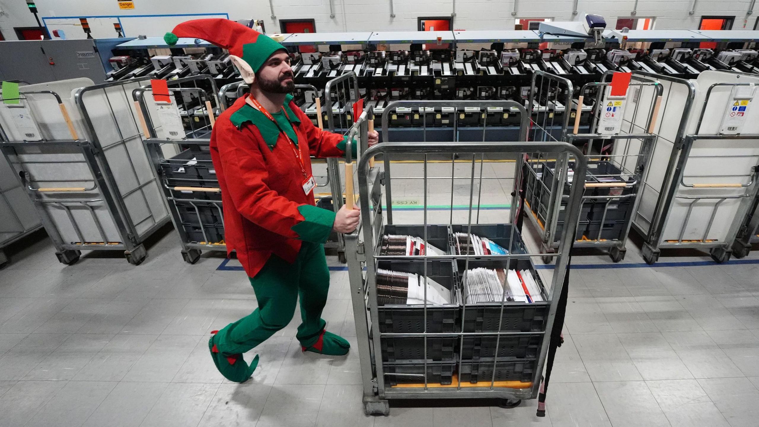 Royal Mail elves deliver letters to Santa - BBC News