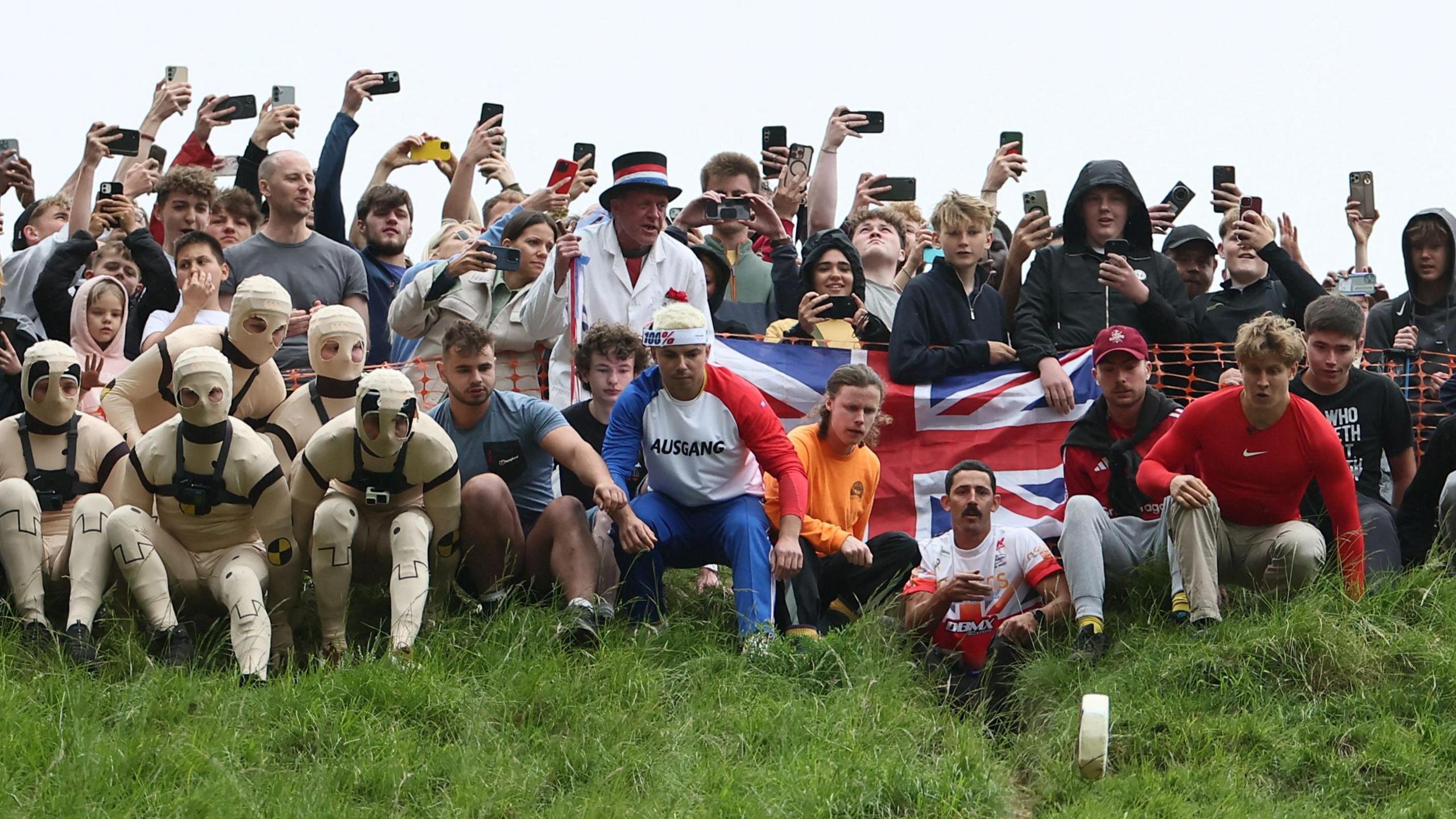 Cheese Rolling 2026: Tom Kopke among winners in Gloucestershire - BBC News