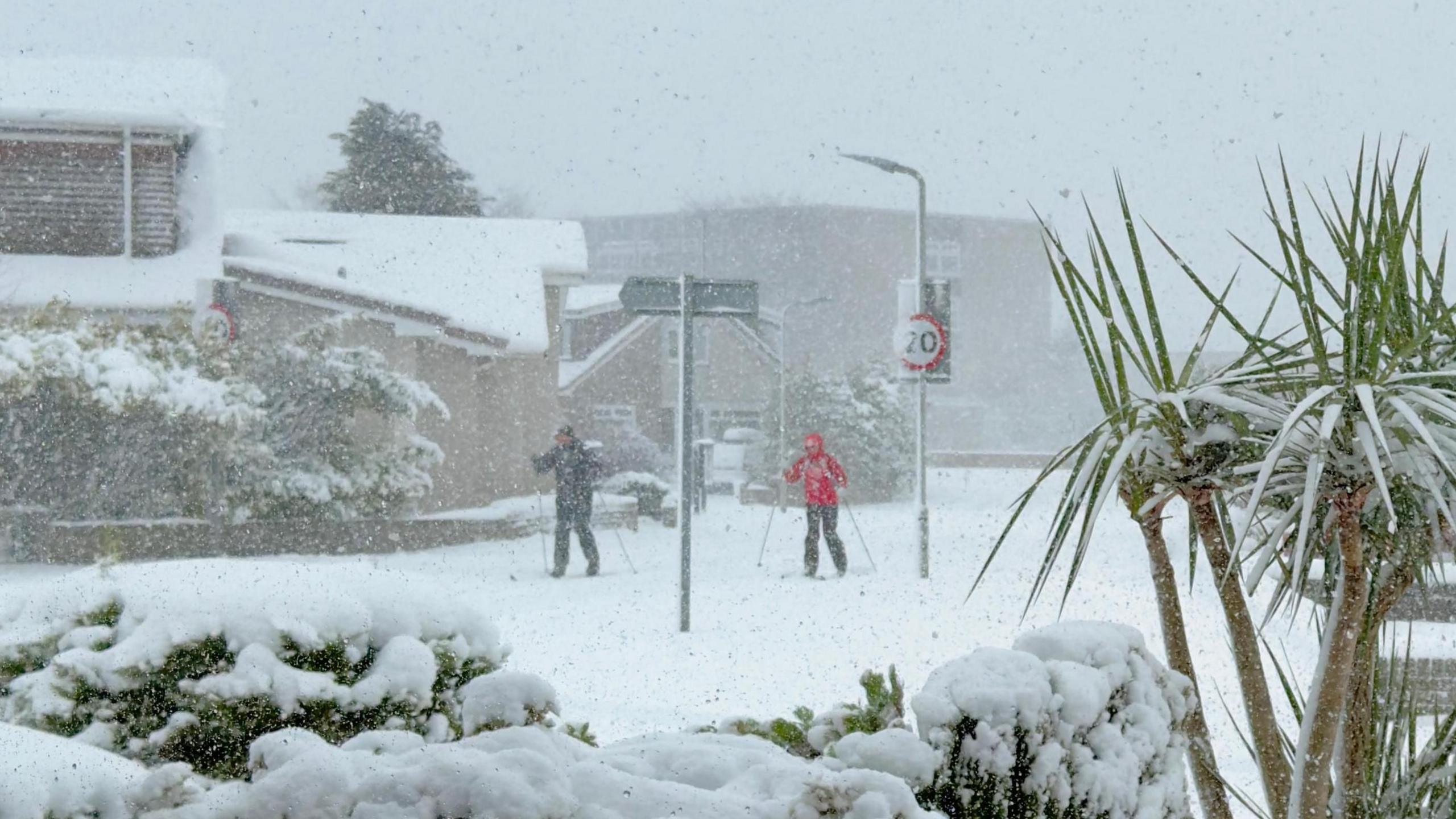Travel warnings as snow and ice impact northern Scotland - BBC News