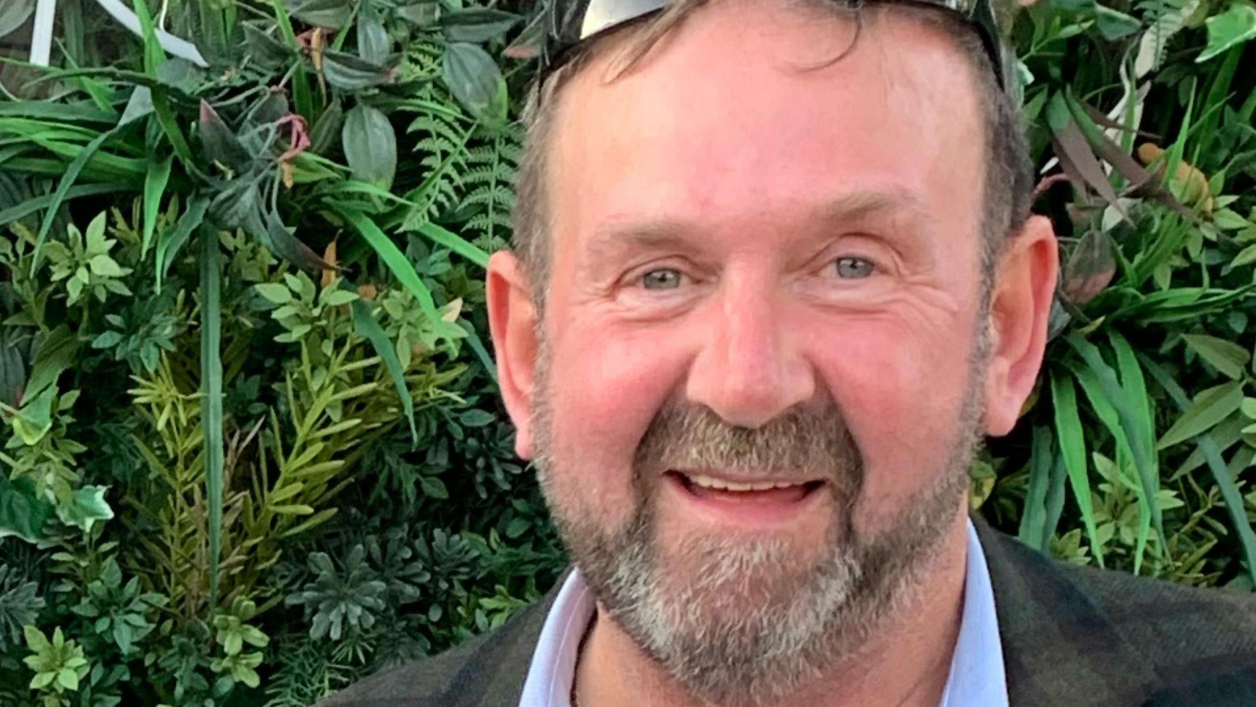 'Marwolaeth fy ngŵr tra'n disgwyl am ambiwlans ddim yn deg' - BBC Cymru Fyw