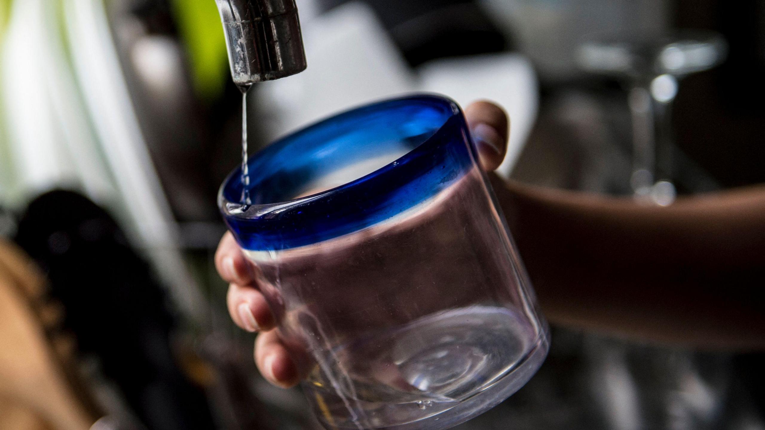 Thousands of homes in Sussex and Kent still without water supply - BBC News