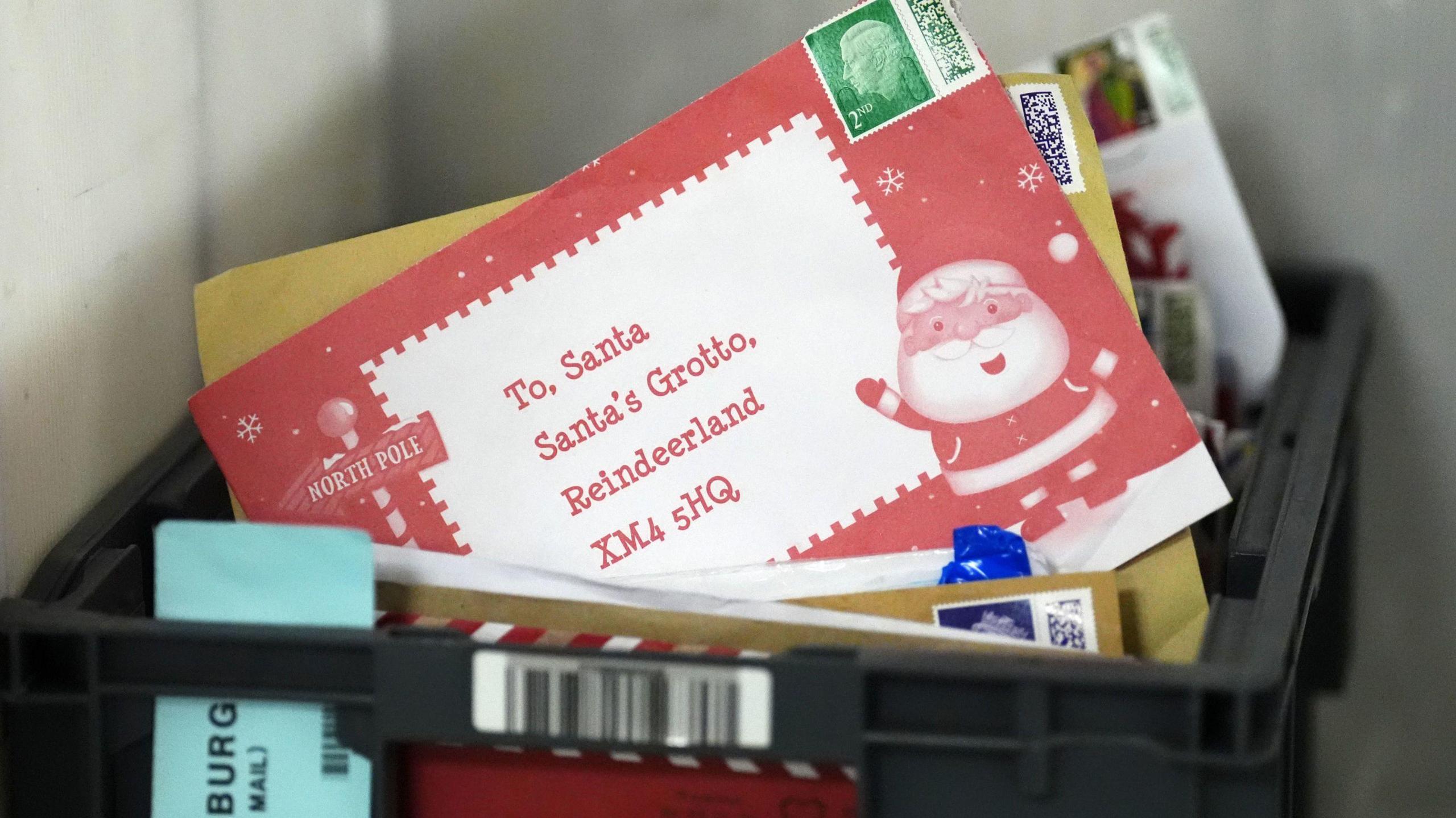 Royal Mail elves deliver letters to Santa - BBC News