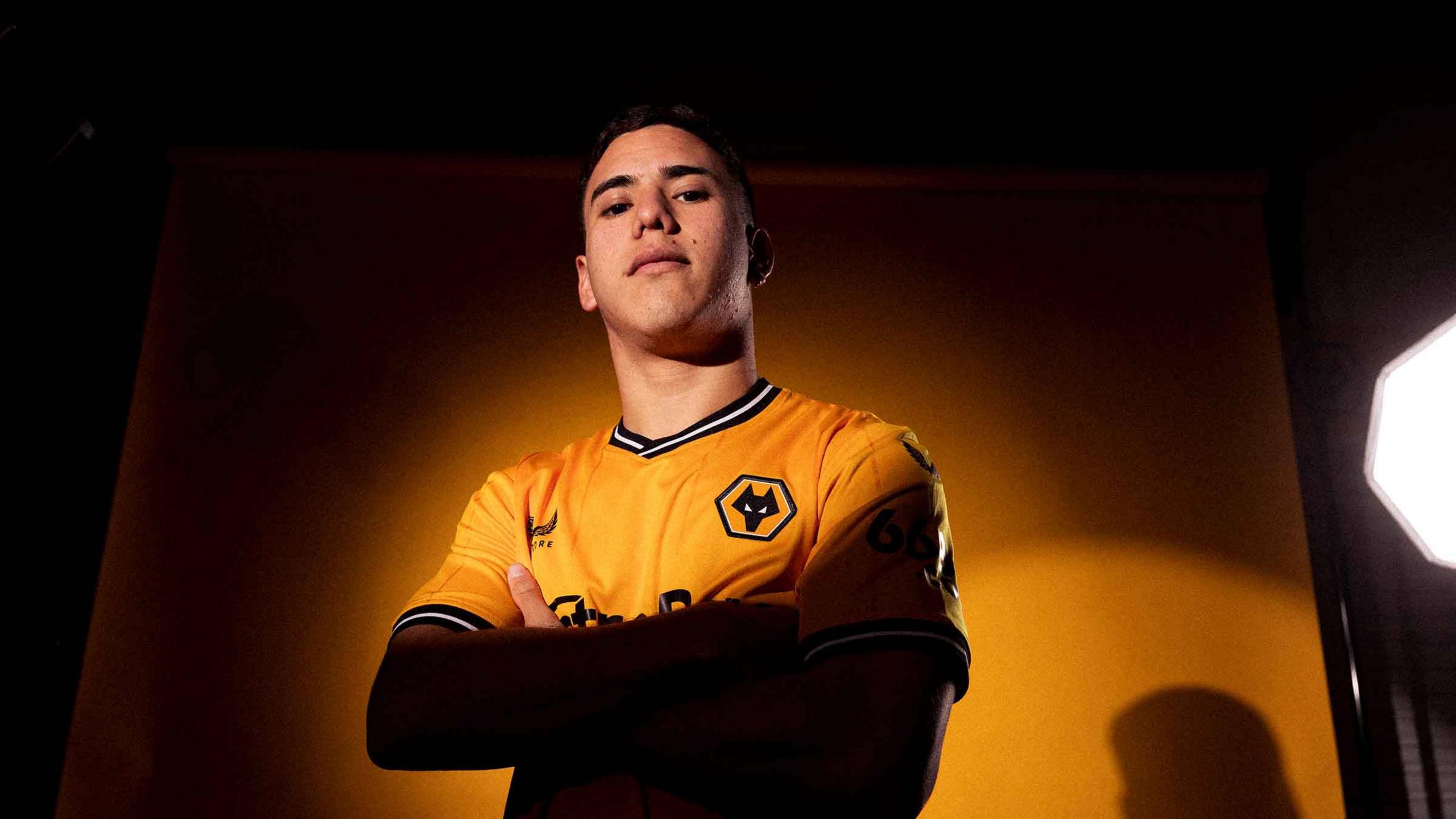 Enso Gonzalez completes move to Wolves - BBC Sport