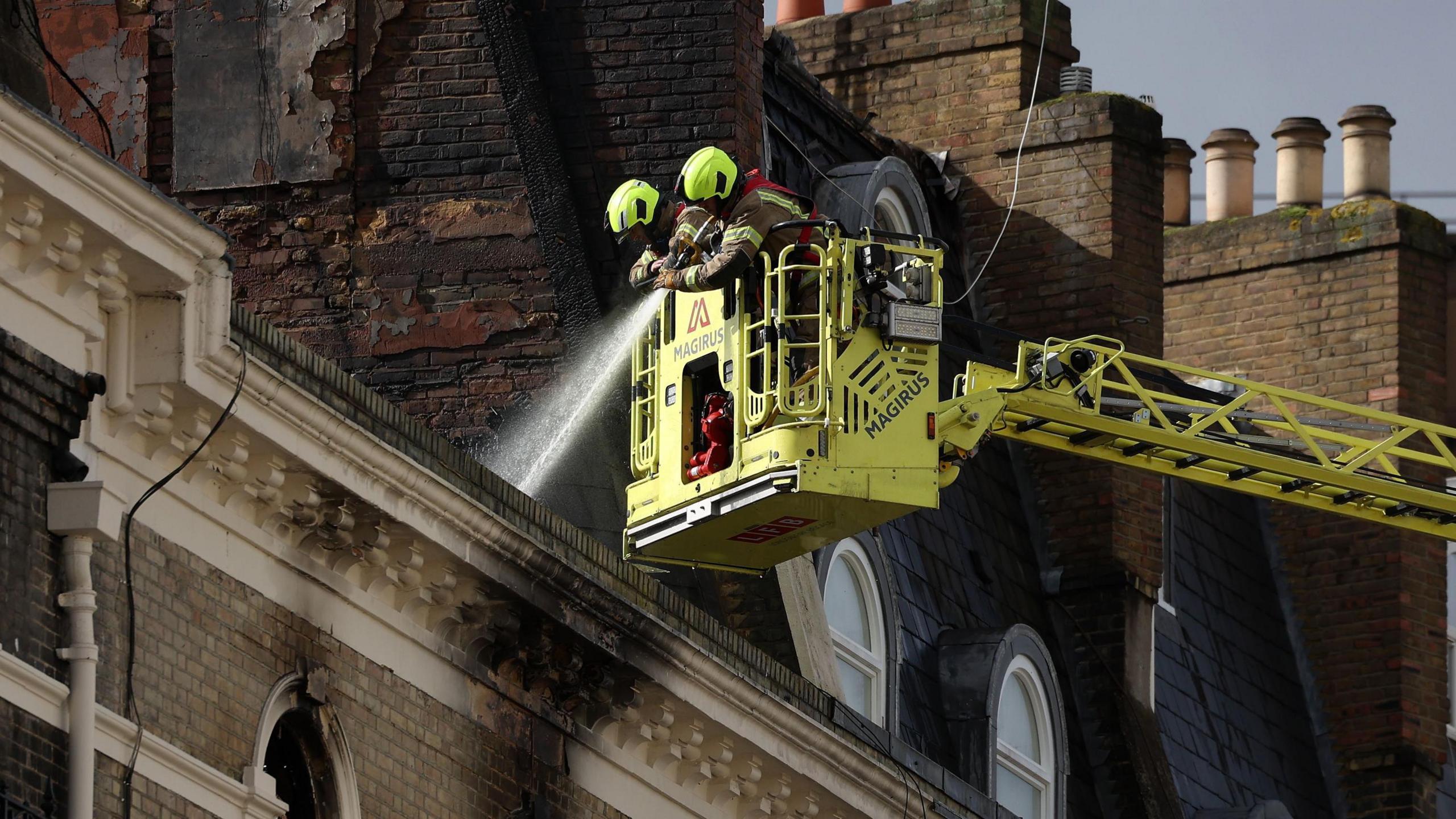 South Kensington fire: Footage shows officers rescuing residents - BBC News