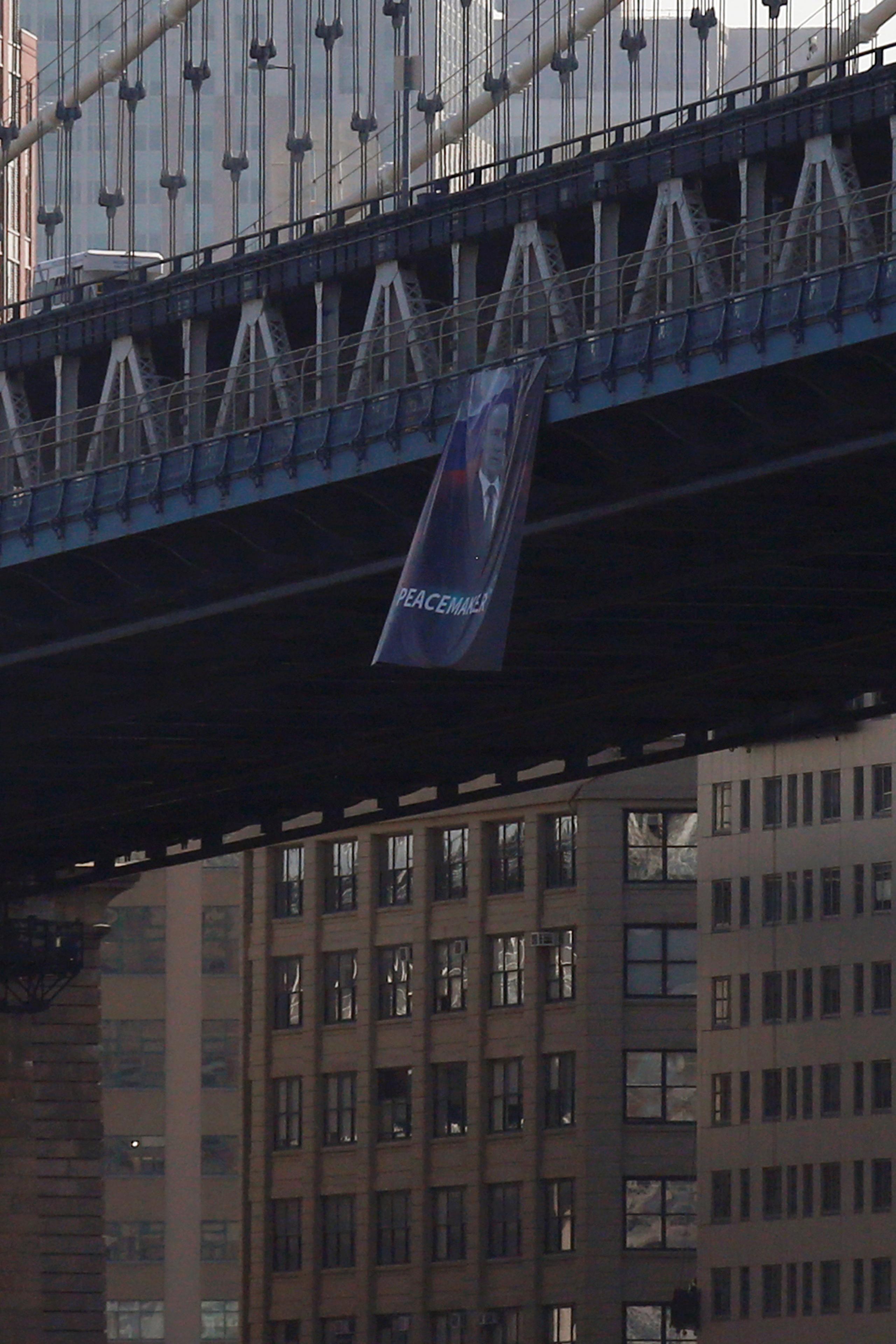 Giant Putin banner appears on New York's Manhattan Bridge - BBC News