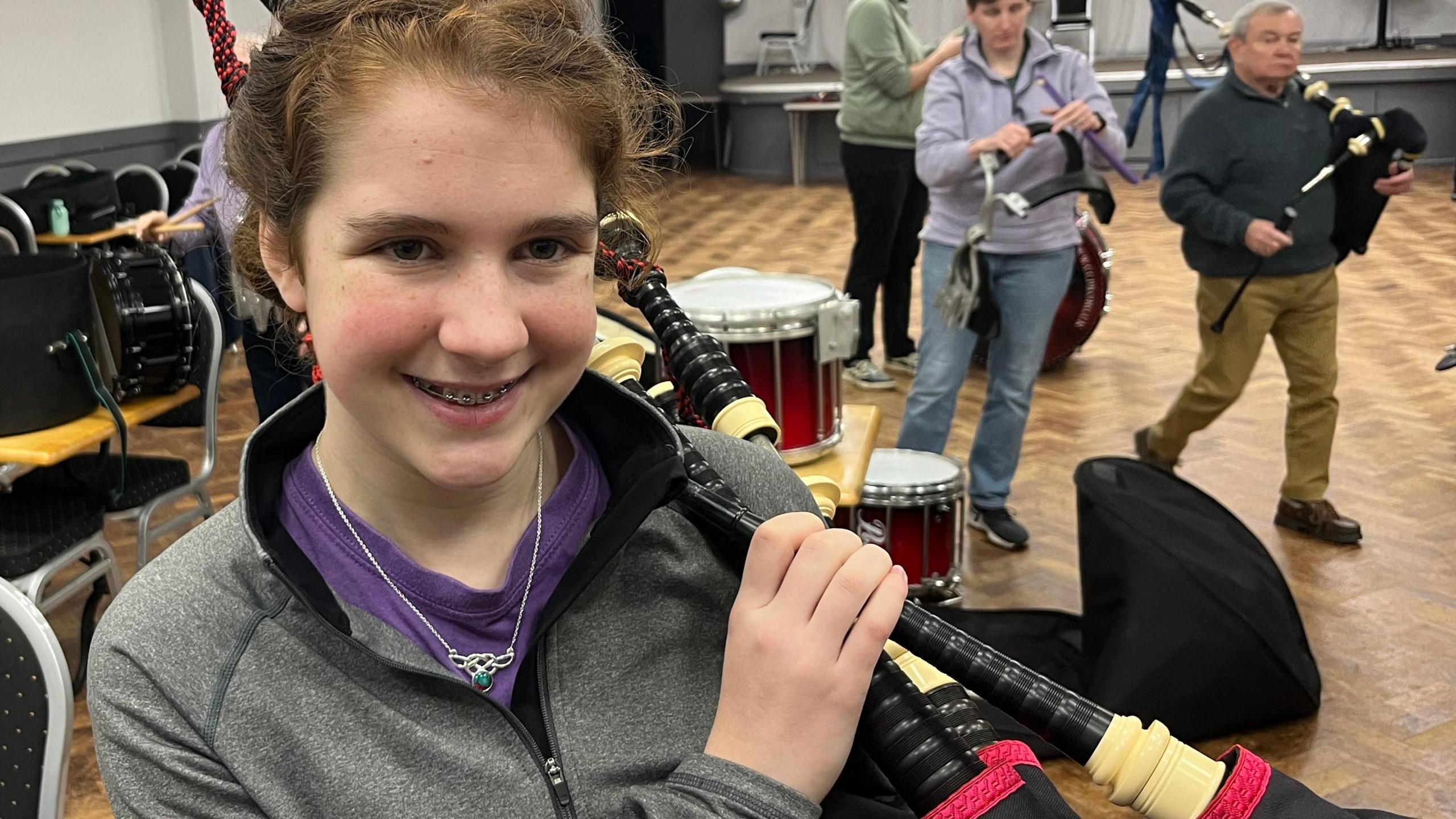 The Peterborough teenagers keeping the bagpipes alive - BBC News