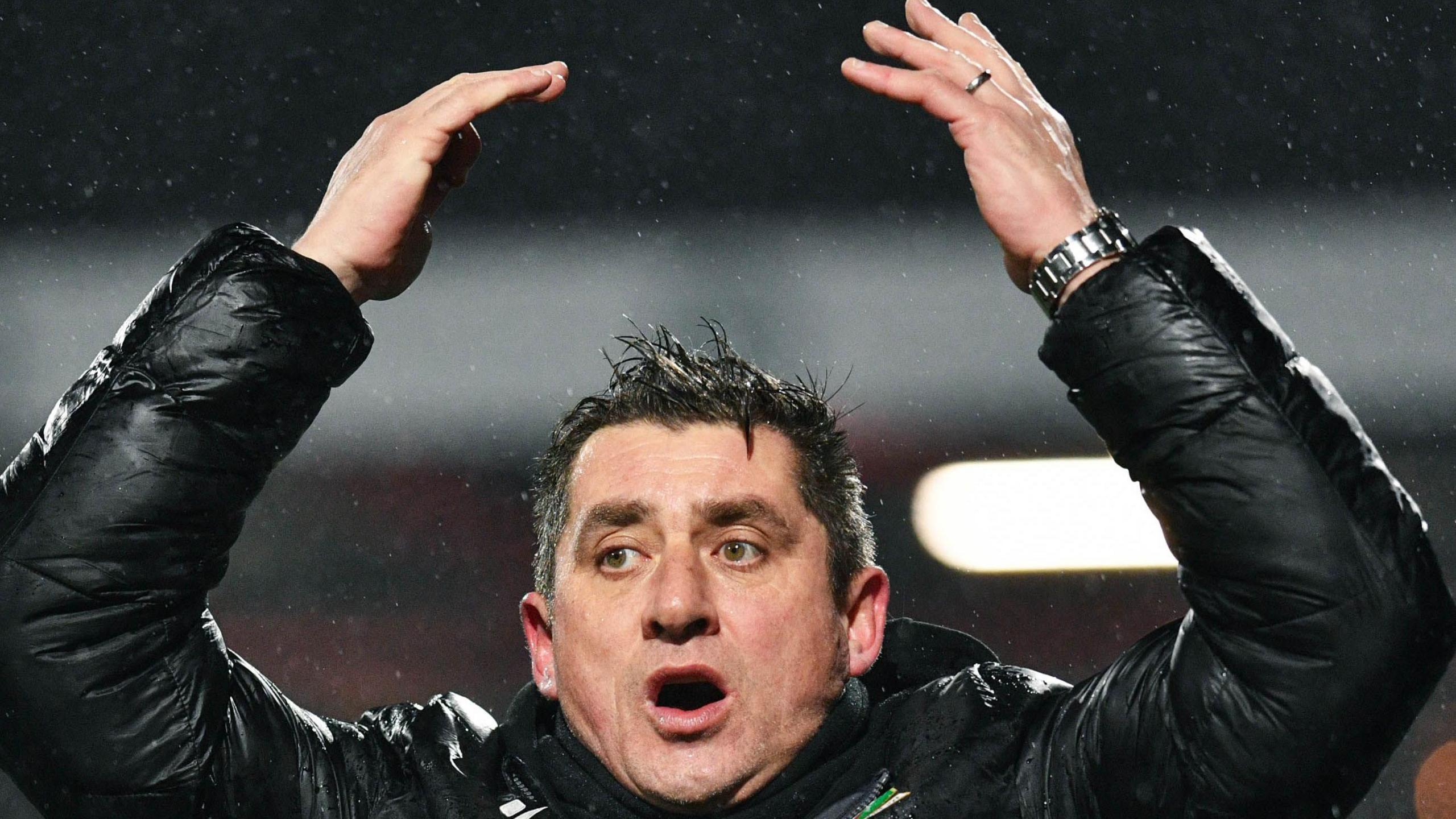 Irish Premiership: Glentoran red cards 'ridiculous' - Devine - BBC Sport