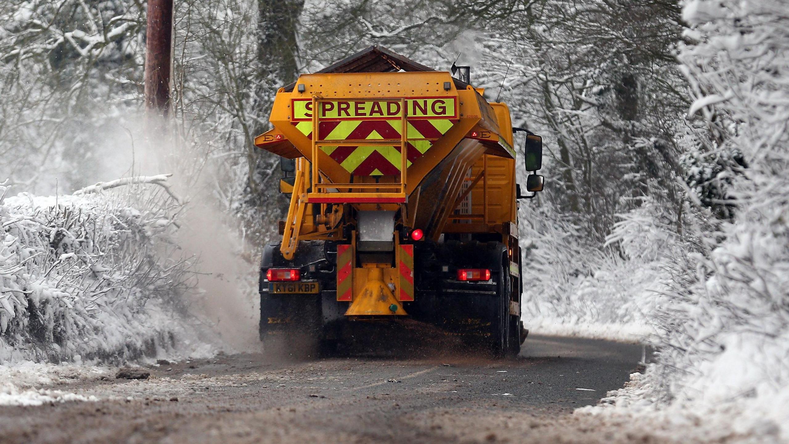 Highways expert issues warning as he explains how gritters work - BBC News