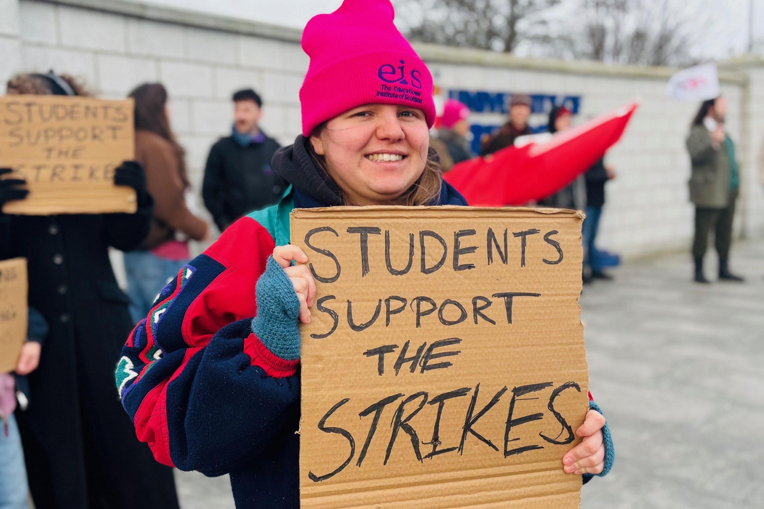 Strike action at University of Aberdeen in dispute over cuts - BBC News