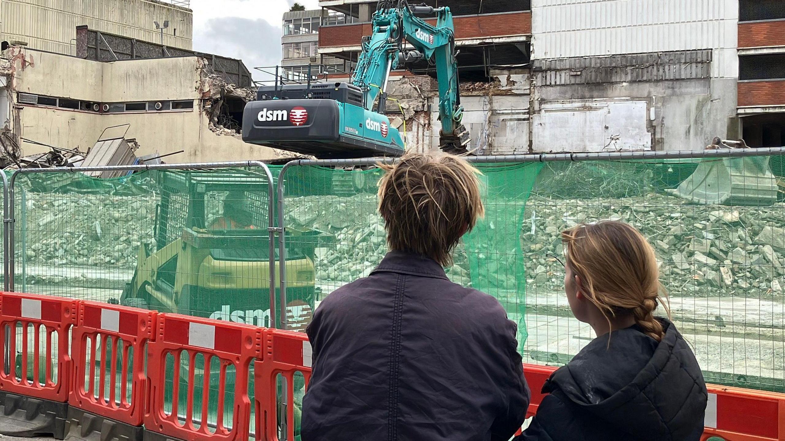 Crowds drawn to the demolition of Anglia Square in Norwich - BBC News