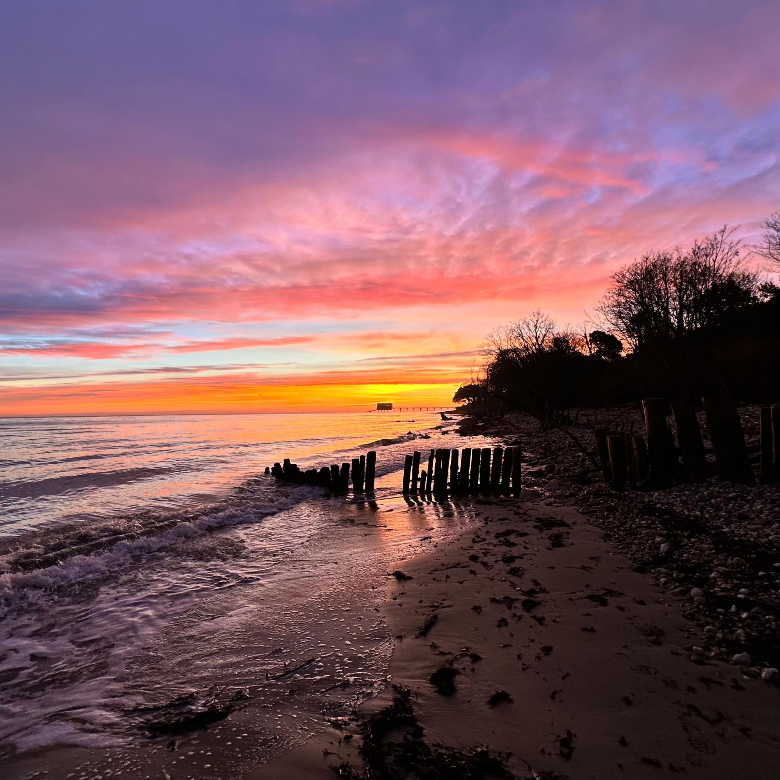 Beautiful pictures of Wednesday's sunrise in Hampshire and Dorset - BBC ...
