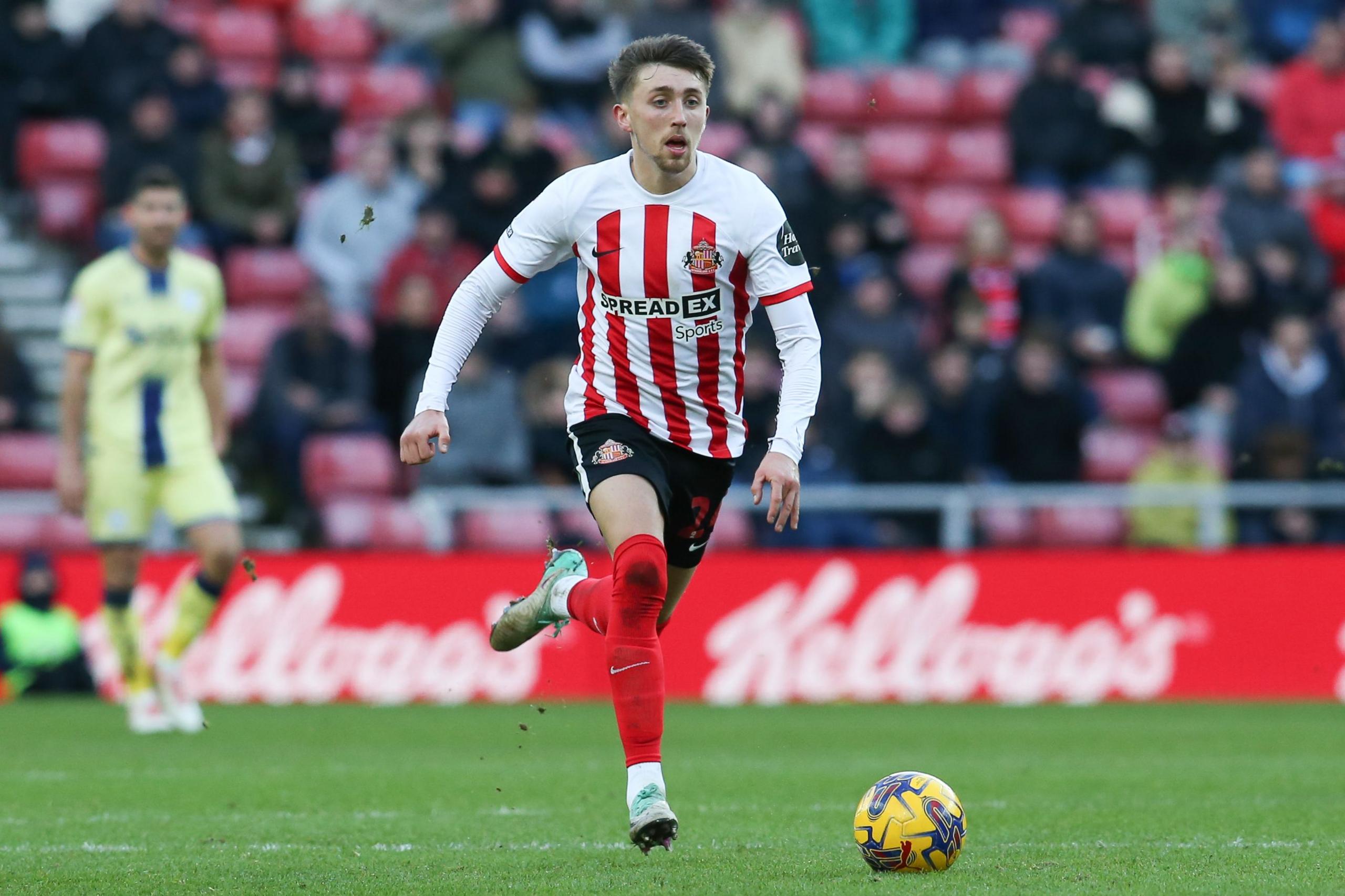 Michael Beale says "there's a lot of eyes" on Sunderland's Dan Neil ...