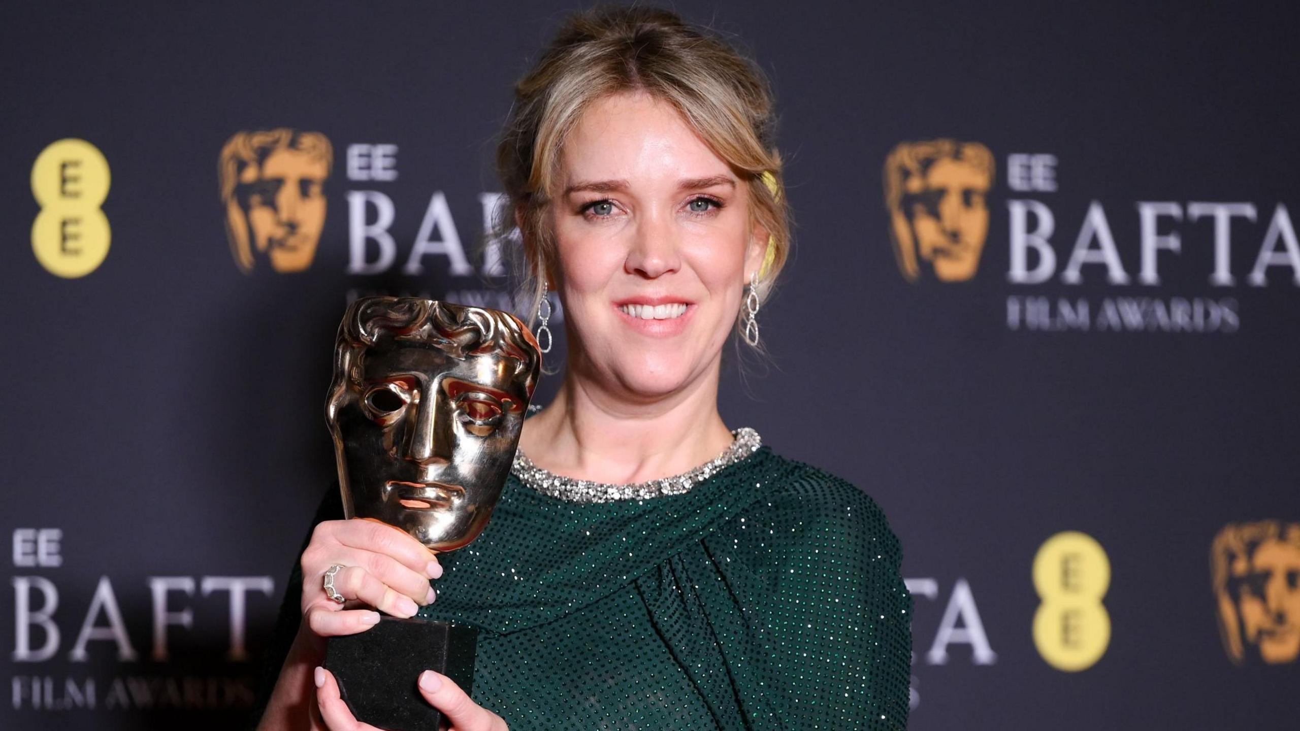 Google apologises for Baftas alert to 'see more' on racial slur - BBC News