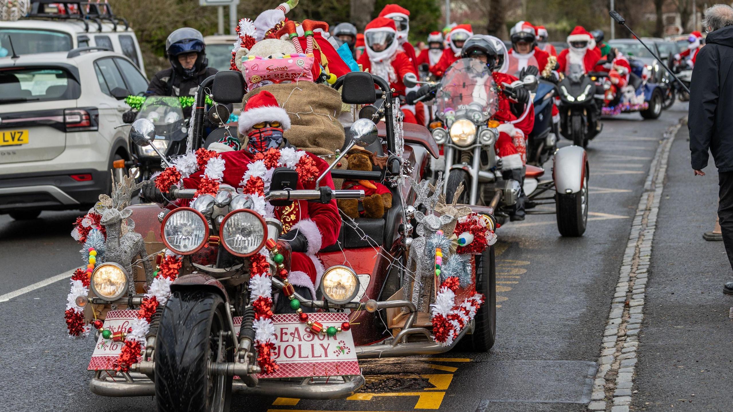 Thousands of Santas hit the West Country streets for charity - BBC News