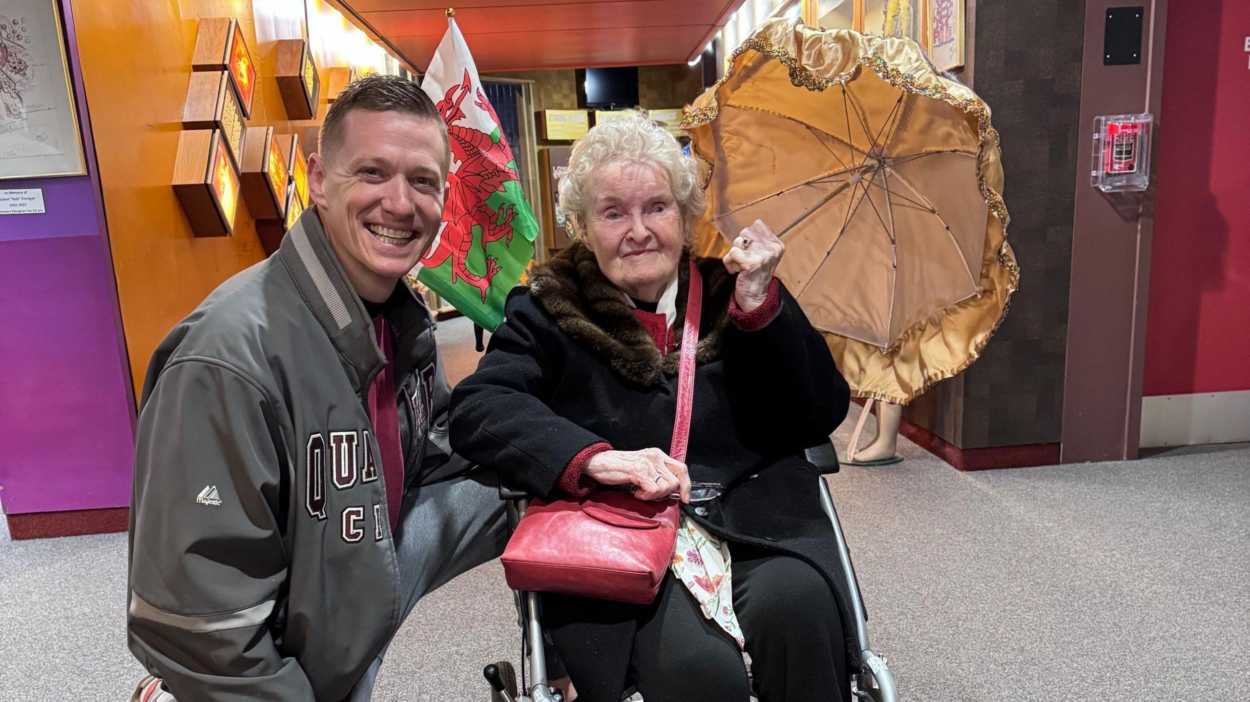 Swansea gran, 93, flies to Philadelphia folk parade she loves - BBC News