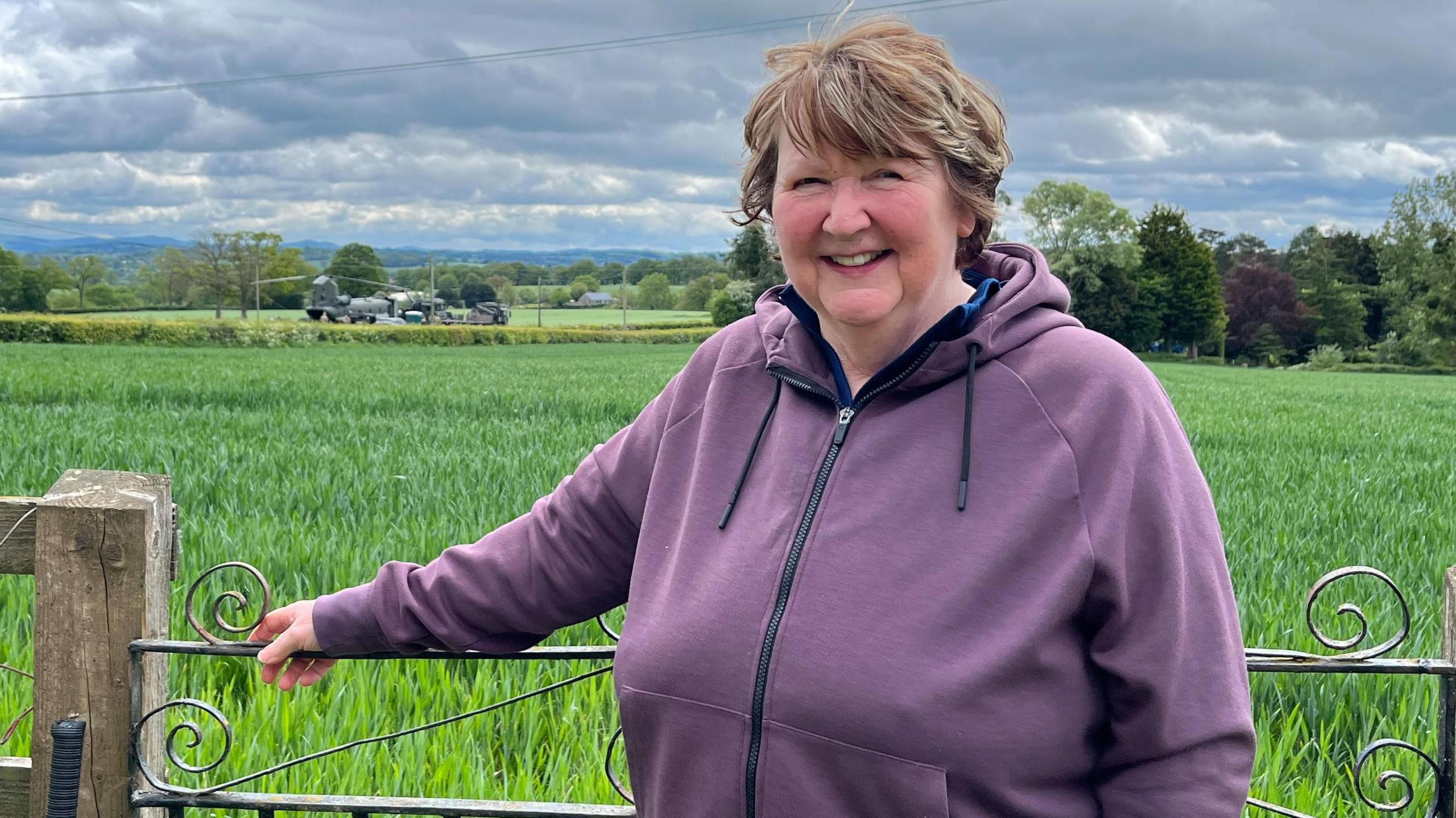 Bromyard woman describes Chinook's emergency landing in field - BBC News