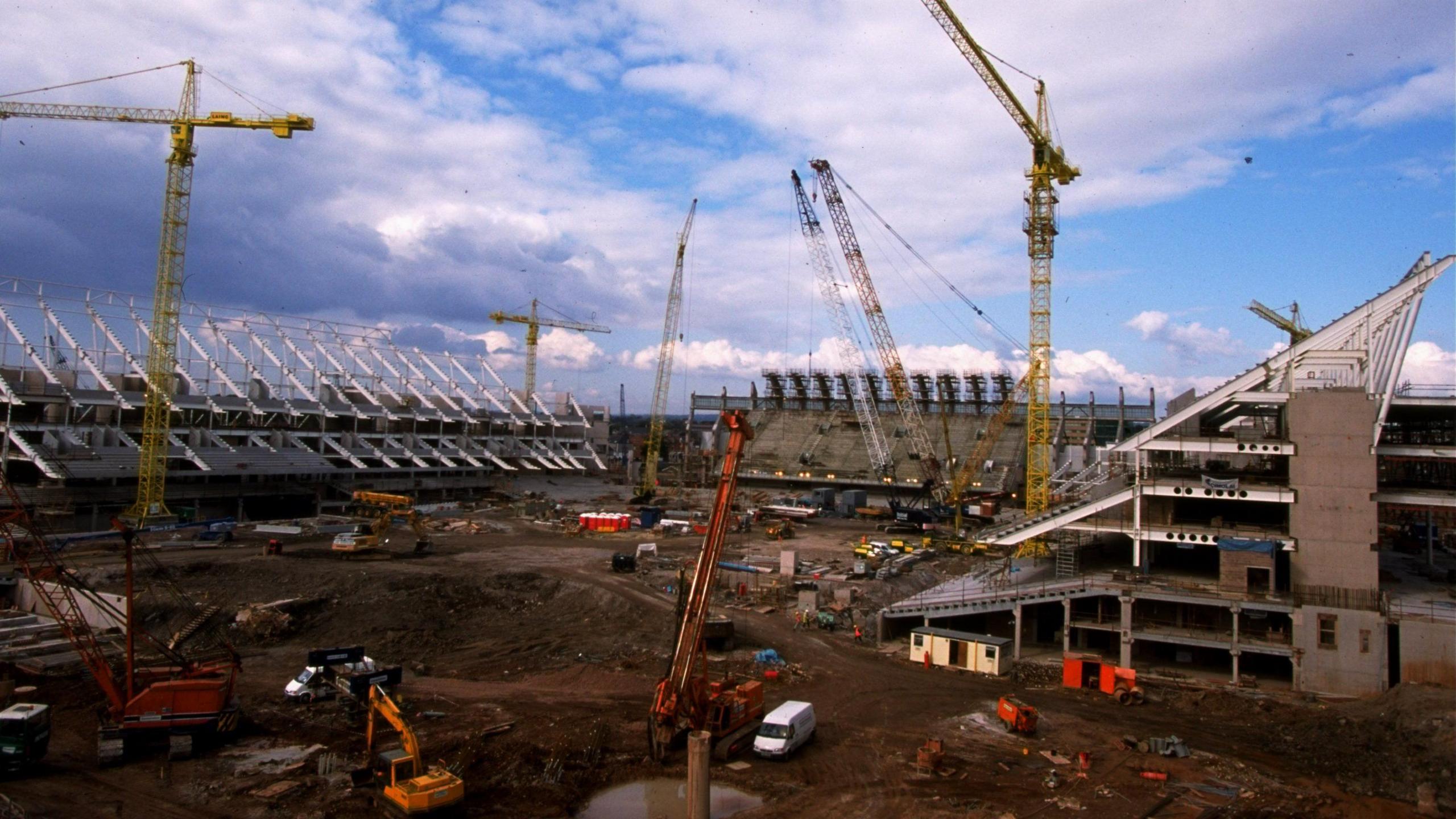 Building of Cardiff's Millennium Stadium told in new book - BBC News