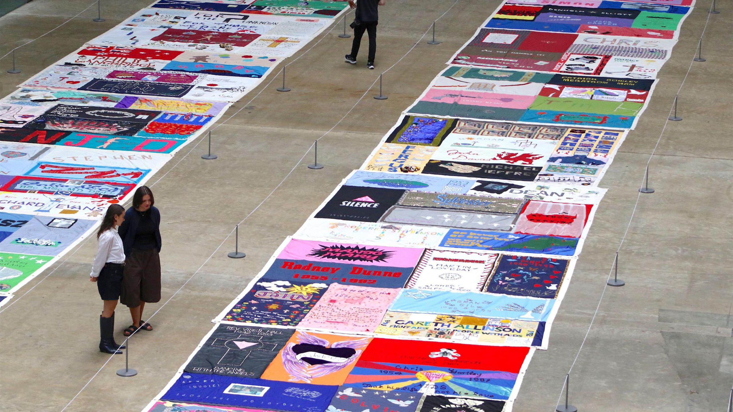 Aids memorial quilt to be displayed at Wakefield Exchange - BBC News