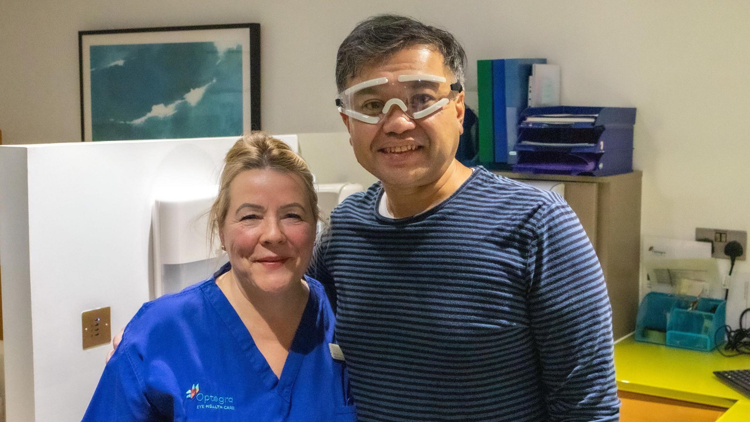 Eye surgeon warns of detached retina symptoms after his own op - BBC News