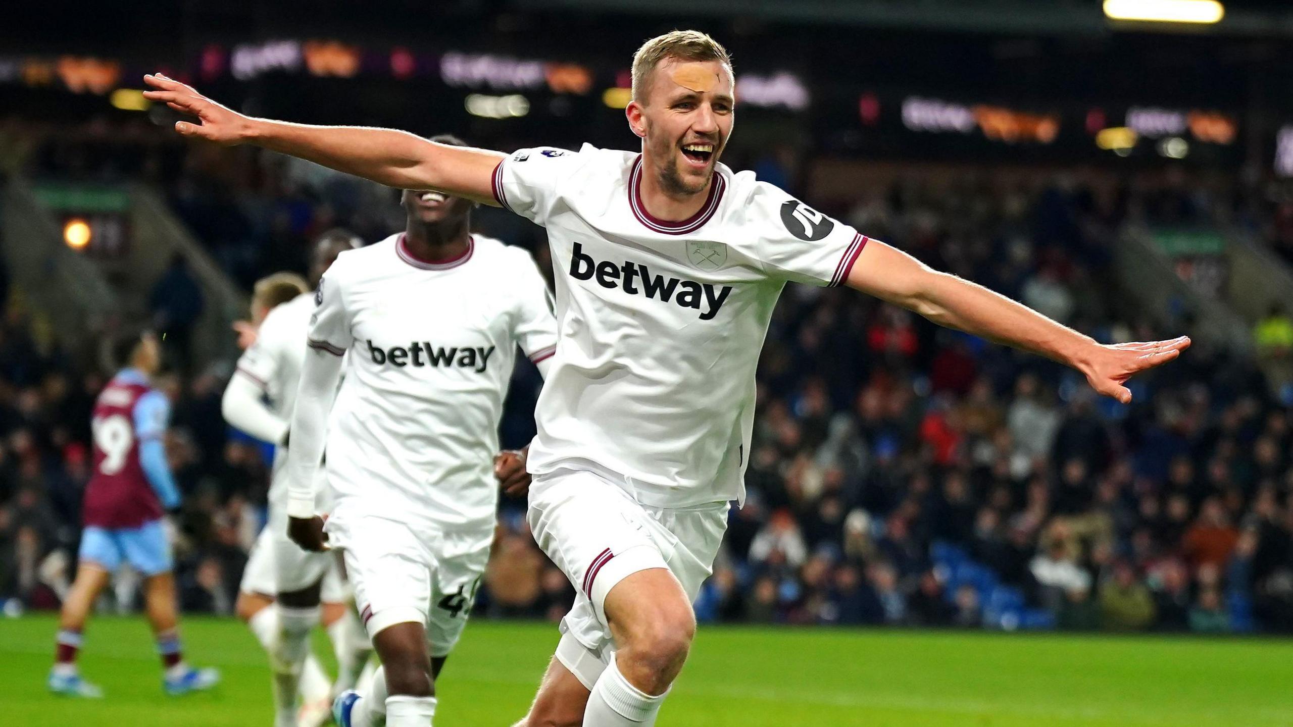 West Ham: Tomas Soucek signs new contract until June 2027 - BBC Sport