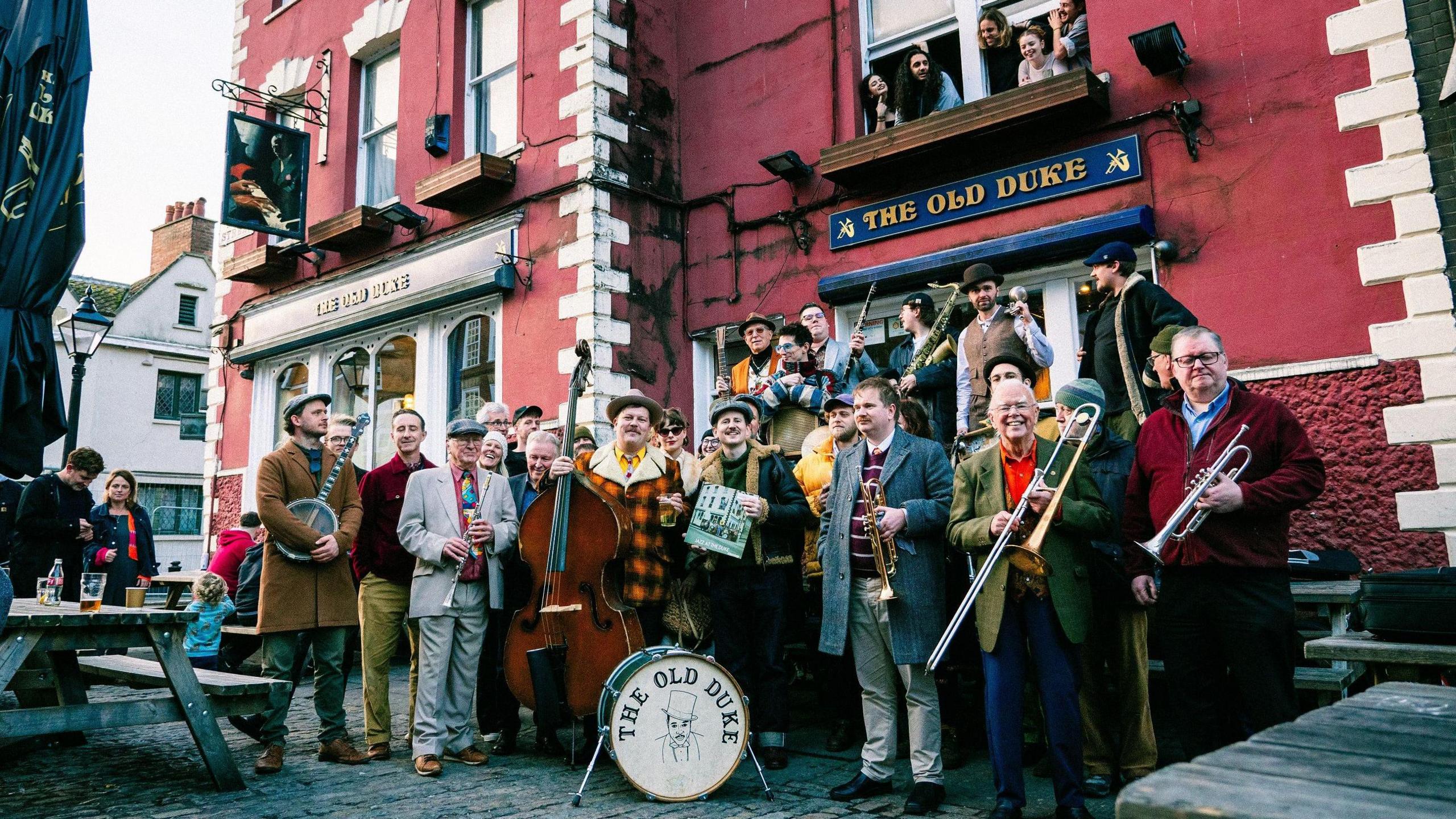 Bristol jazz musicians recreate Old Duke pub record for charity - BBC News