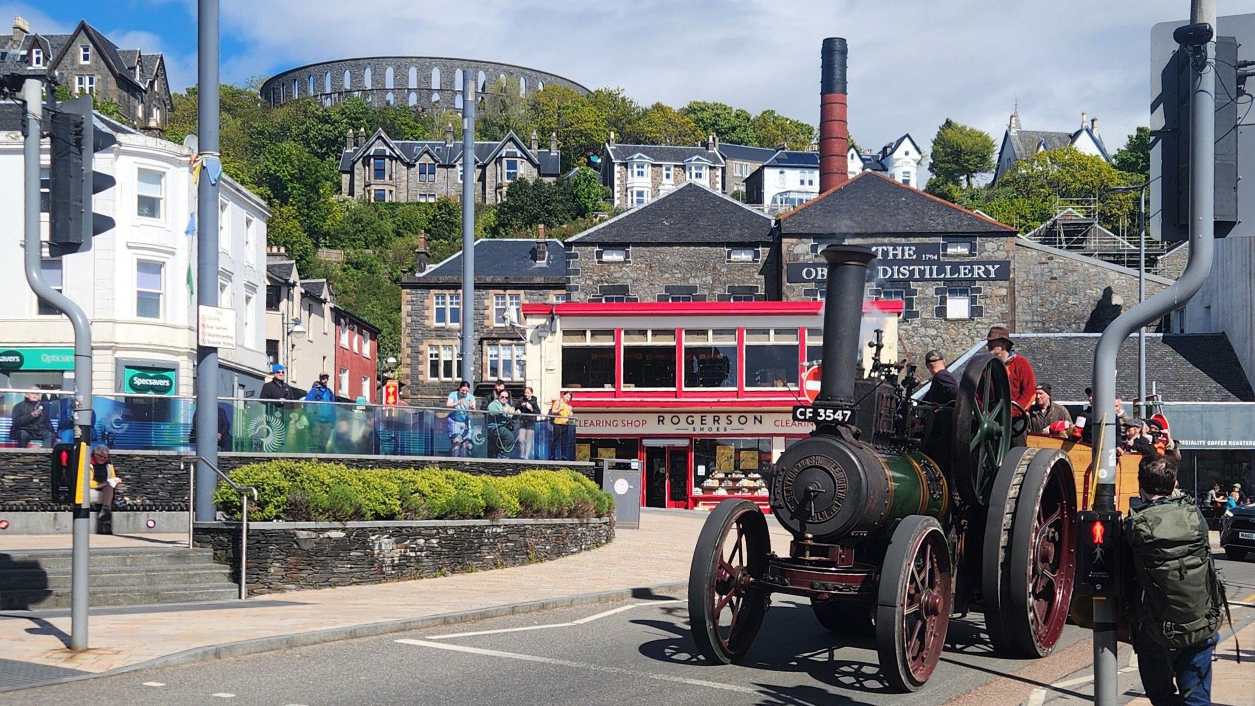 Traction engine reaches finish line in 8mph journey - BBC News