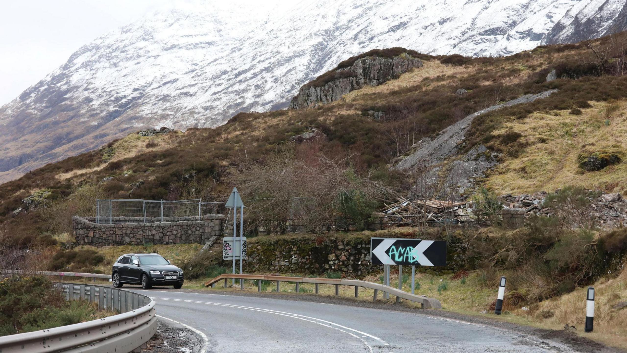China bus photo removed from Scottish Highlands travel campaign - BBC News