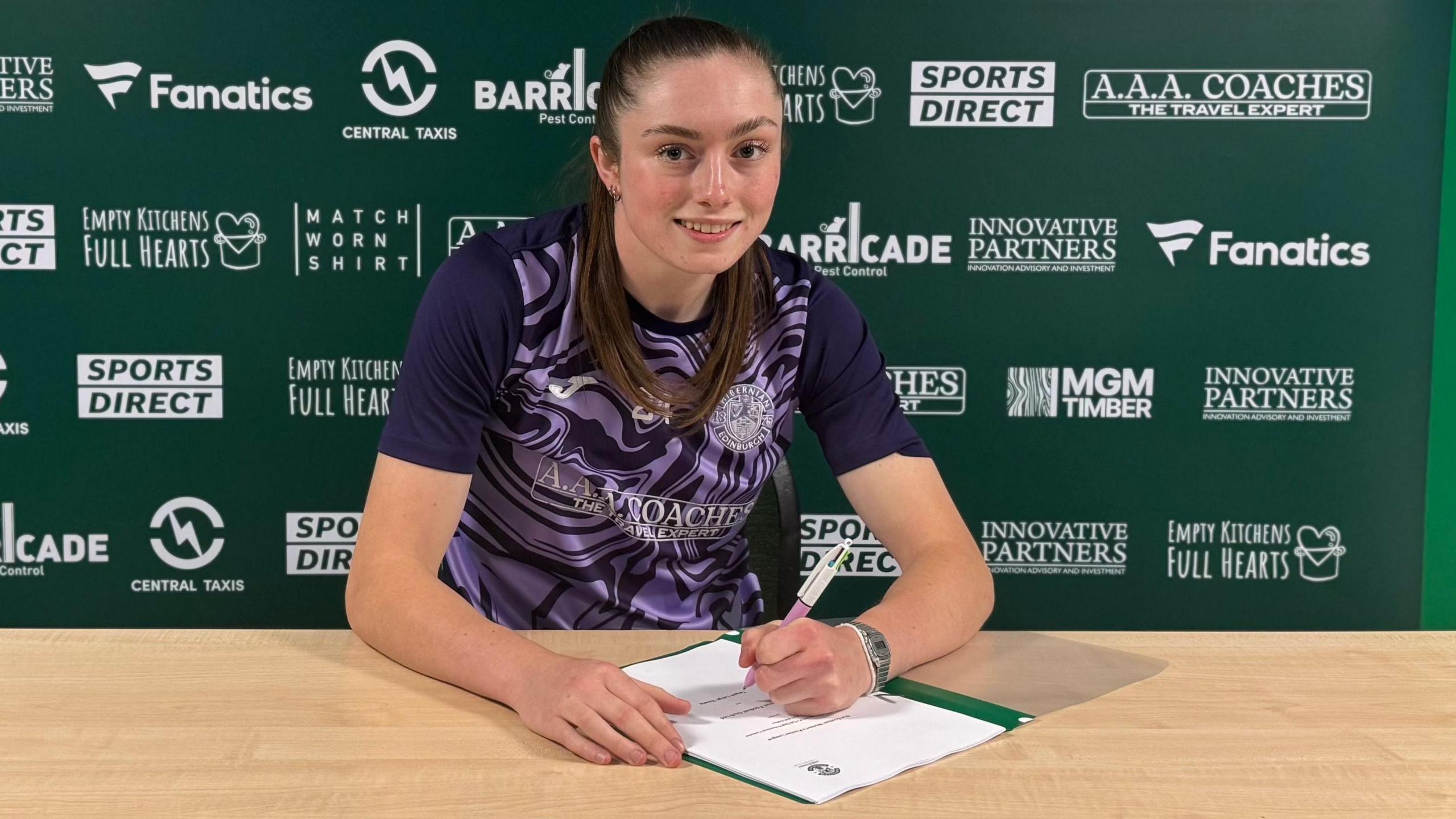 Winger Tegan Bowie pens Hibs extension - BBC Sport