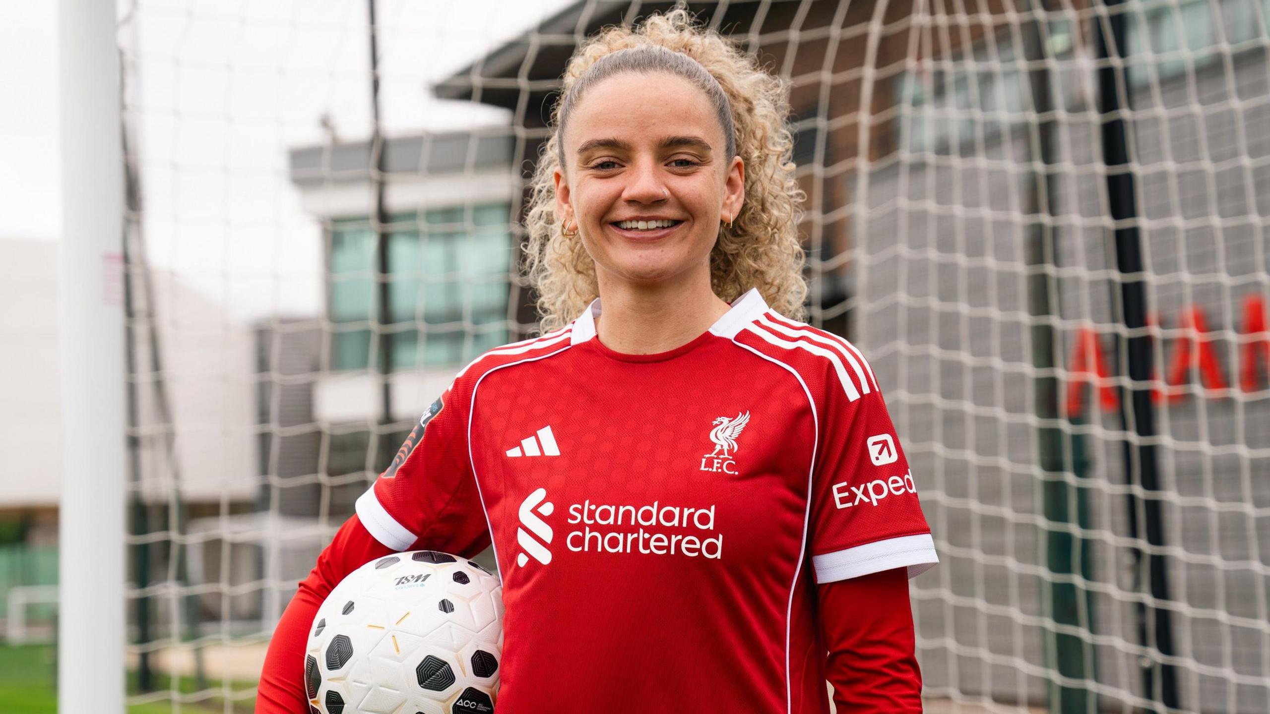 Leanne Kiernan: Liverpool forward signs new deal - BBC Sport