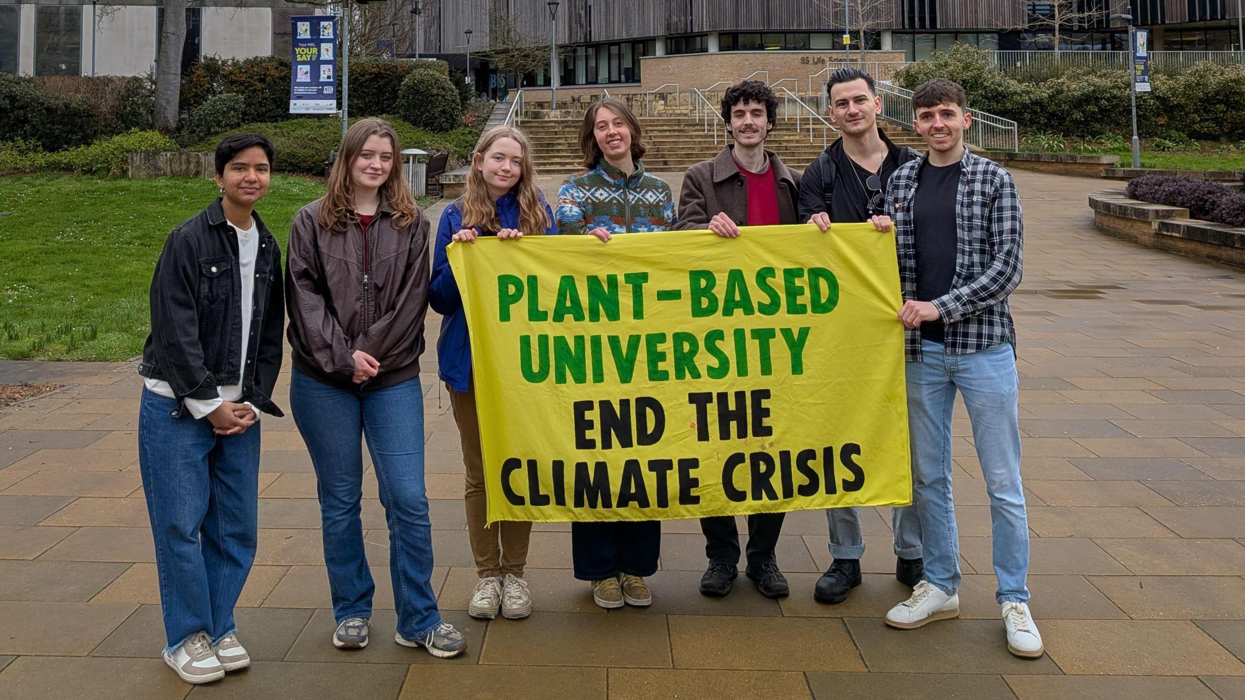 University of Southampton students vote for plant-based menus - BBC News