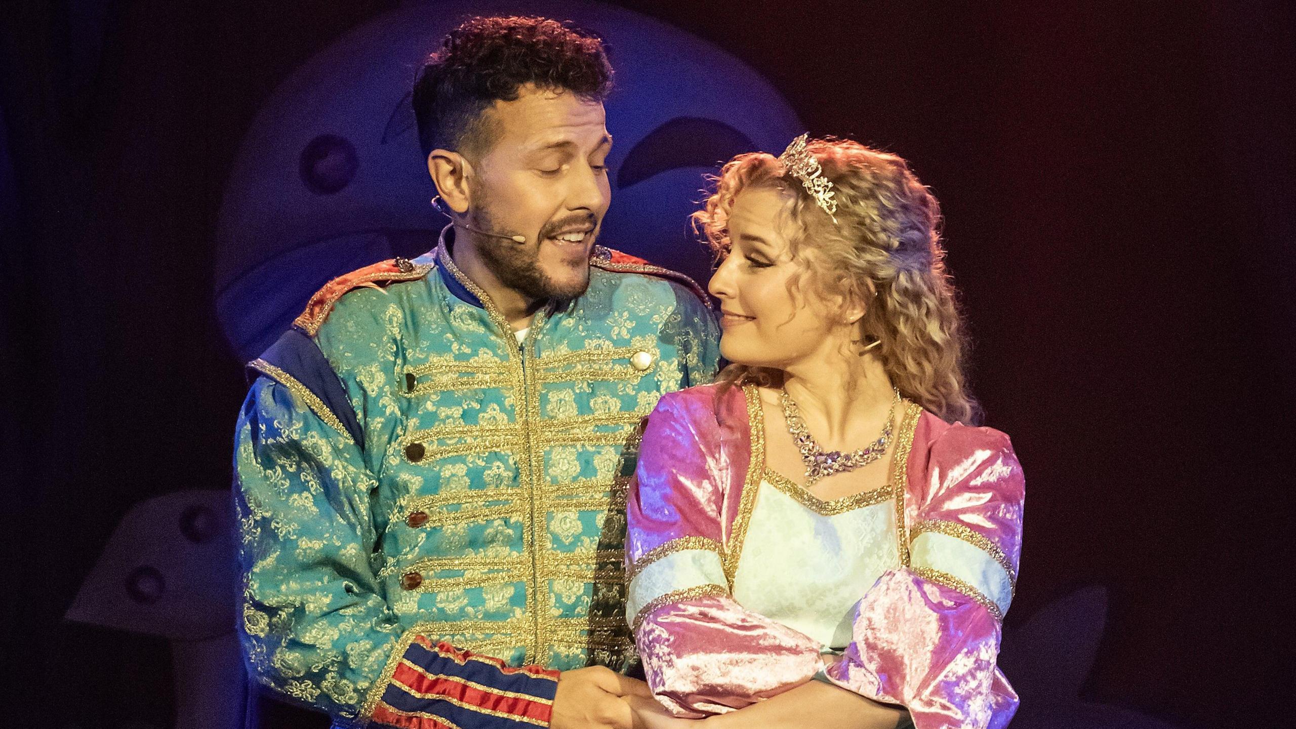 Panto: How the art form has become a lifeline for actors - BBC News